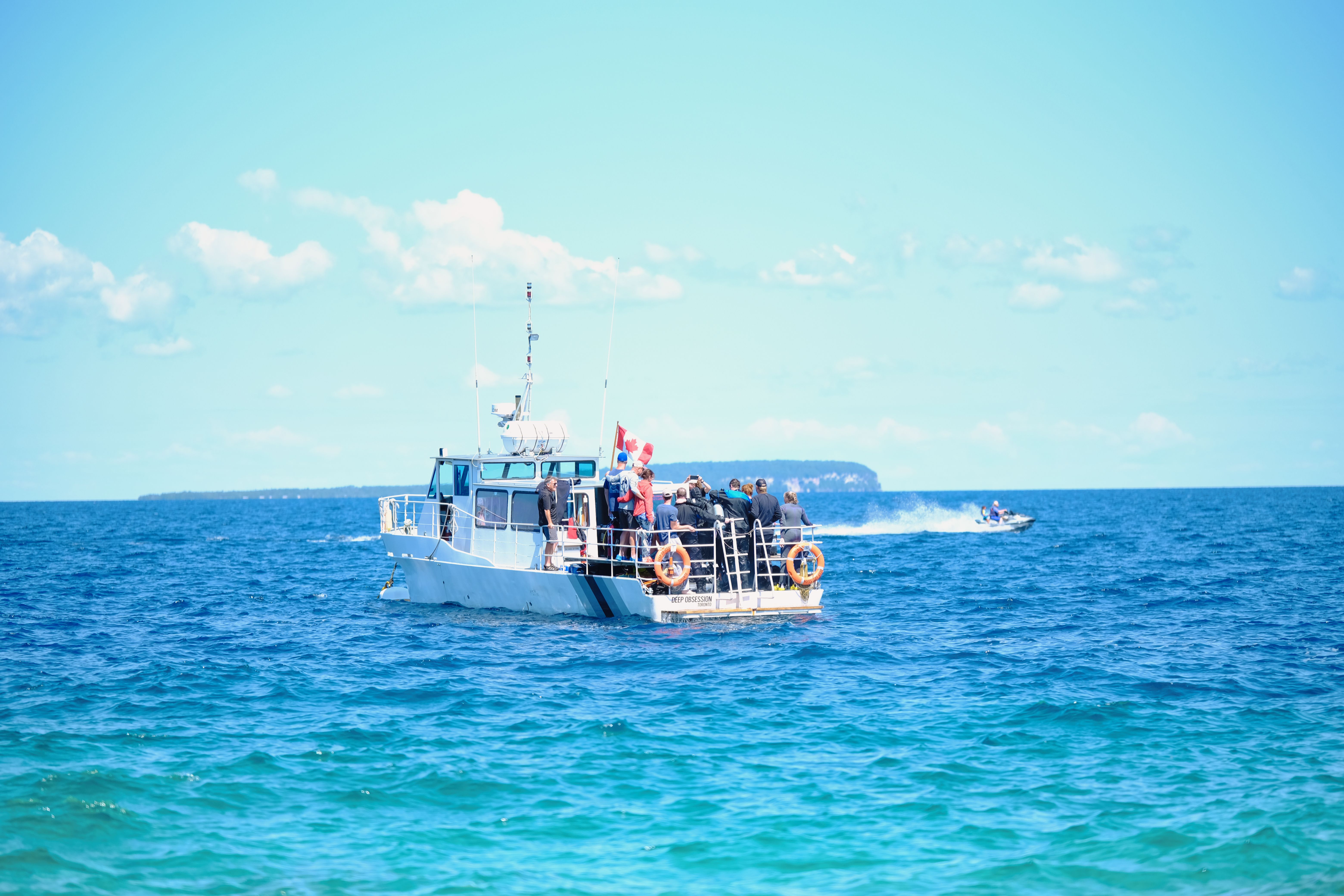Canadian Boat Swimming on the Sea · Free Stock Photo