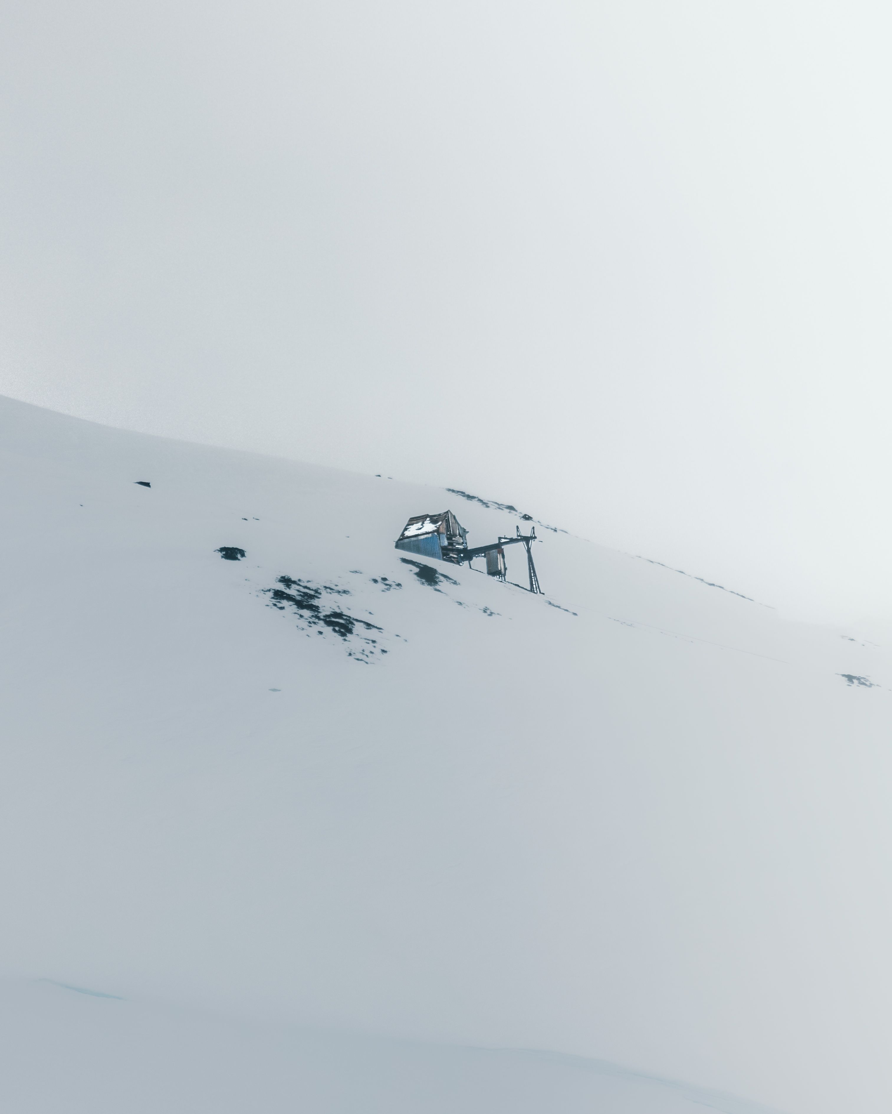Lonesome remote cottage on snowy valley · Free Stock Photo