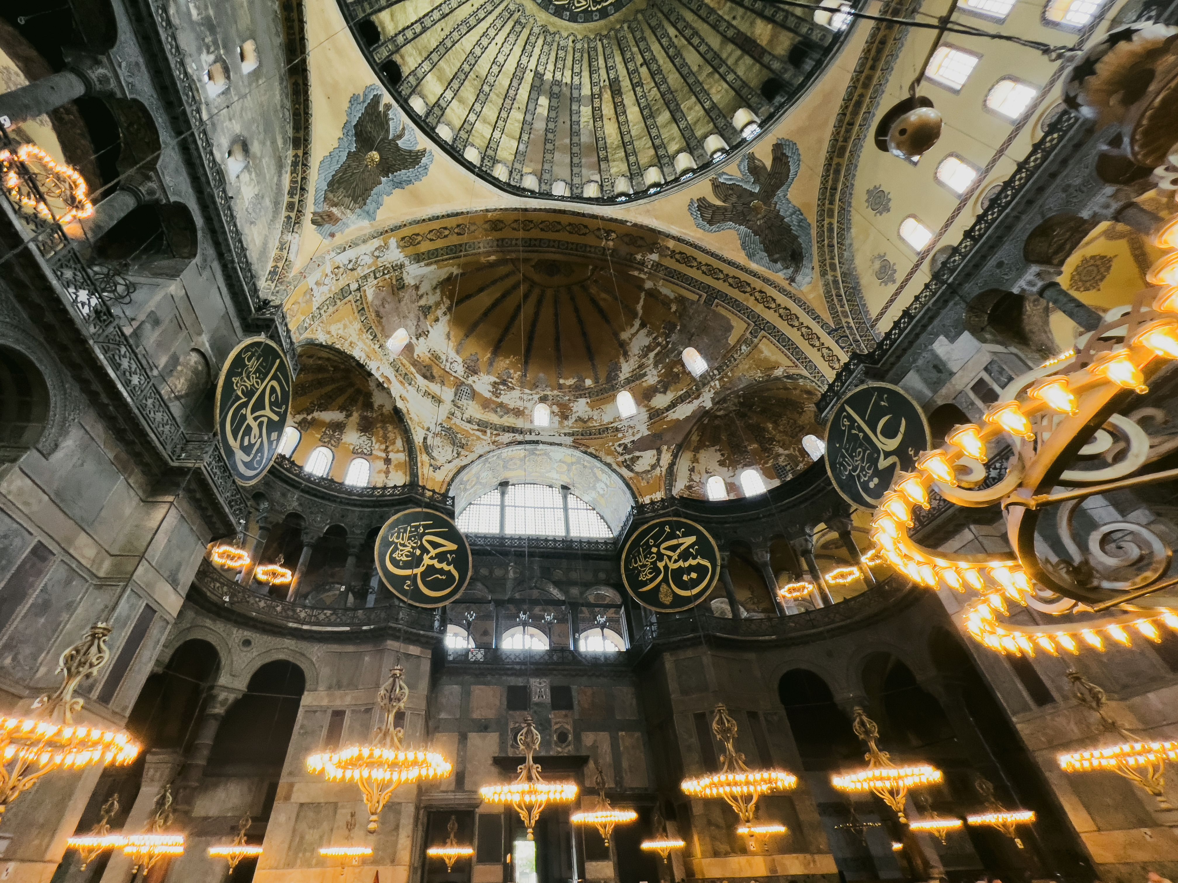 Majestic Golden Interior of Mosque · Free Stock Photo