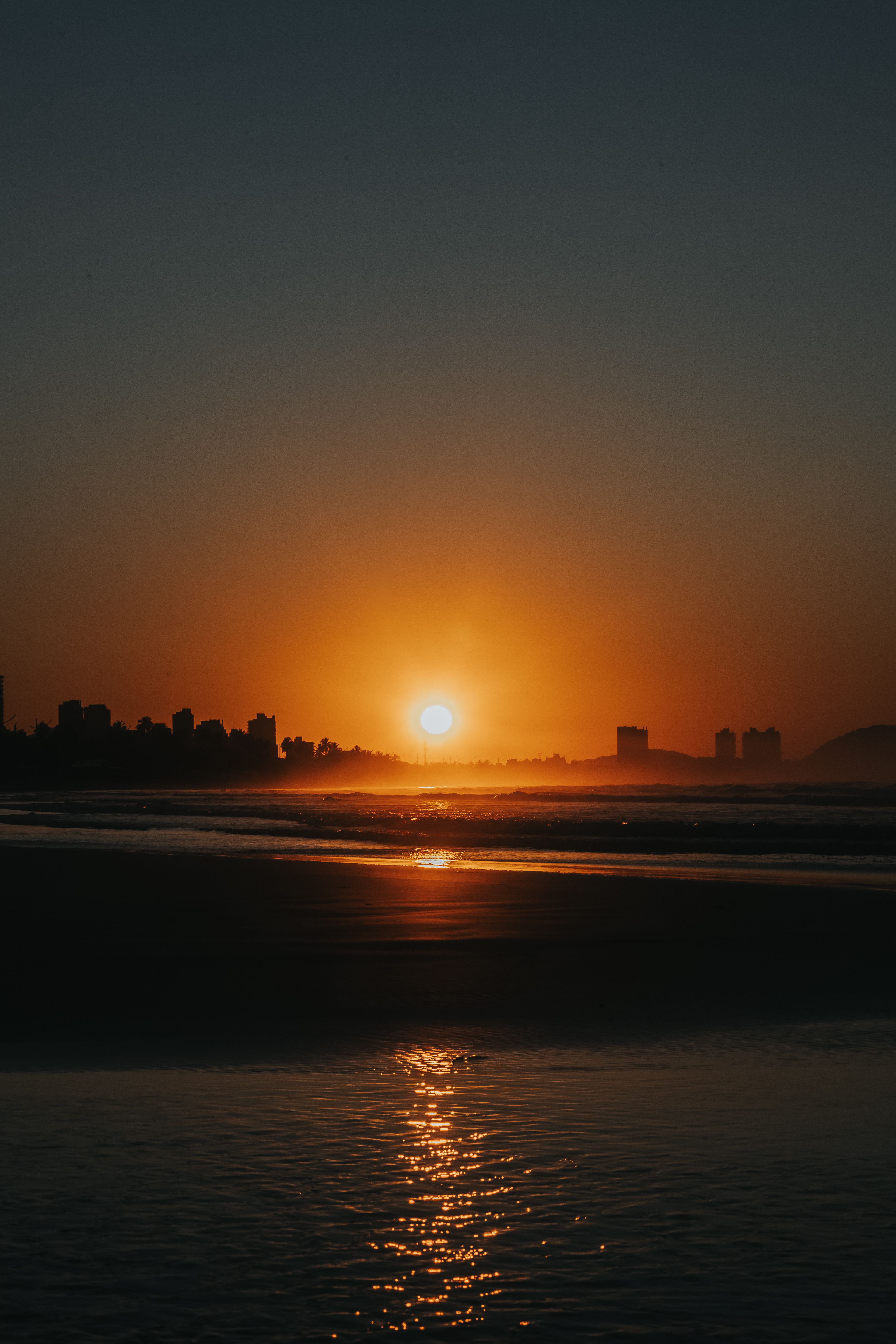 Sun Setting on Horizon near Water · Free Stock Photo