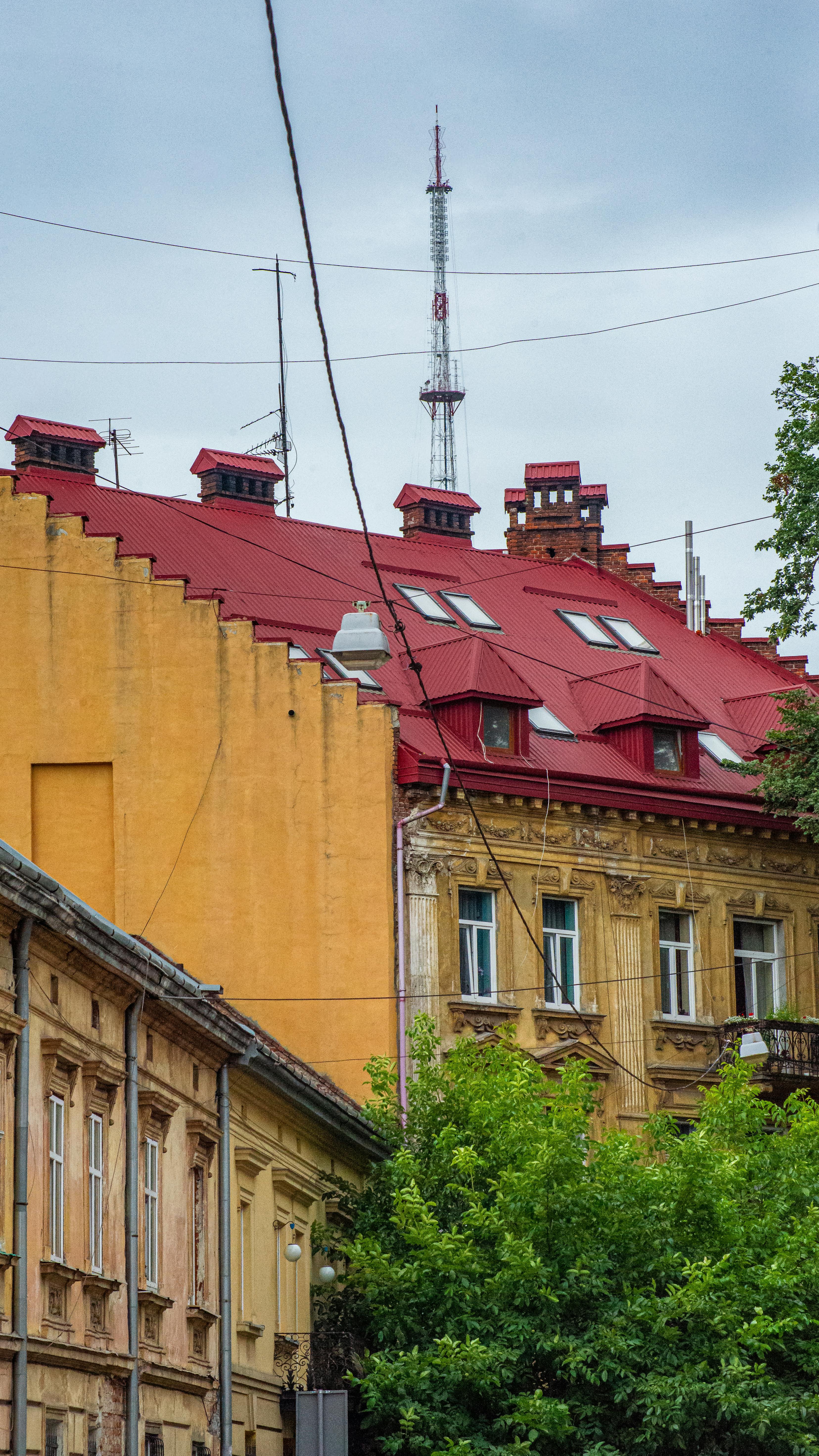 Red Rooftop Urban Builing · Free Stock Photo