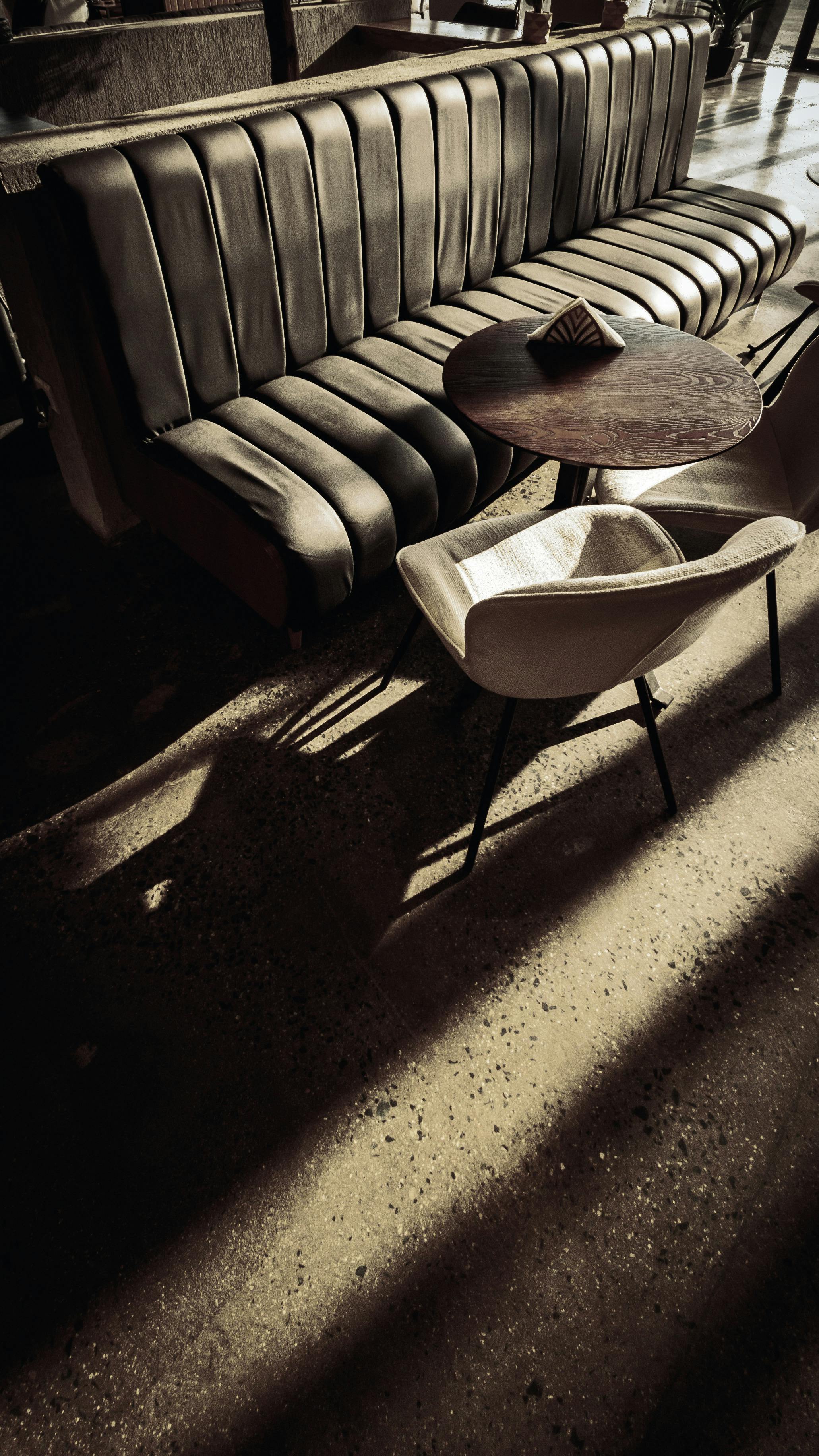 The beauty of shadow and the entry of sunlight into the cafe shop ...