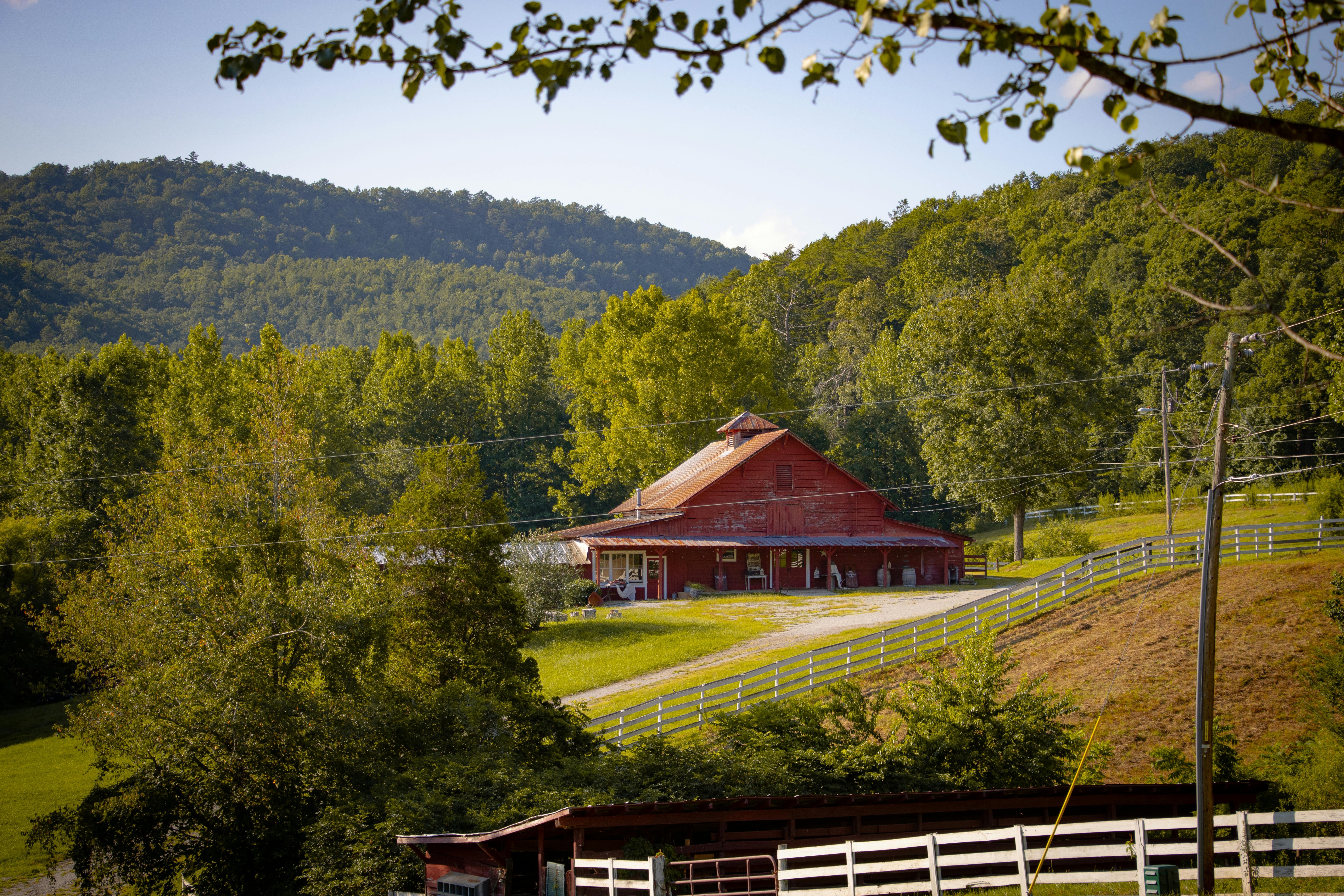 Barn Building in Countryside · Free Stock Photo