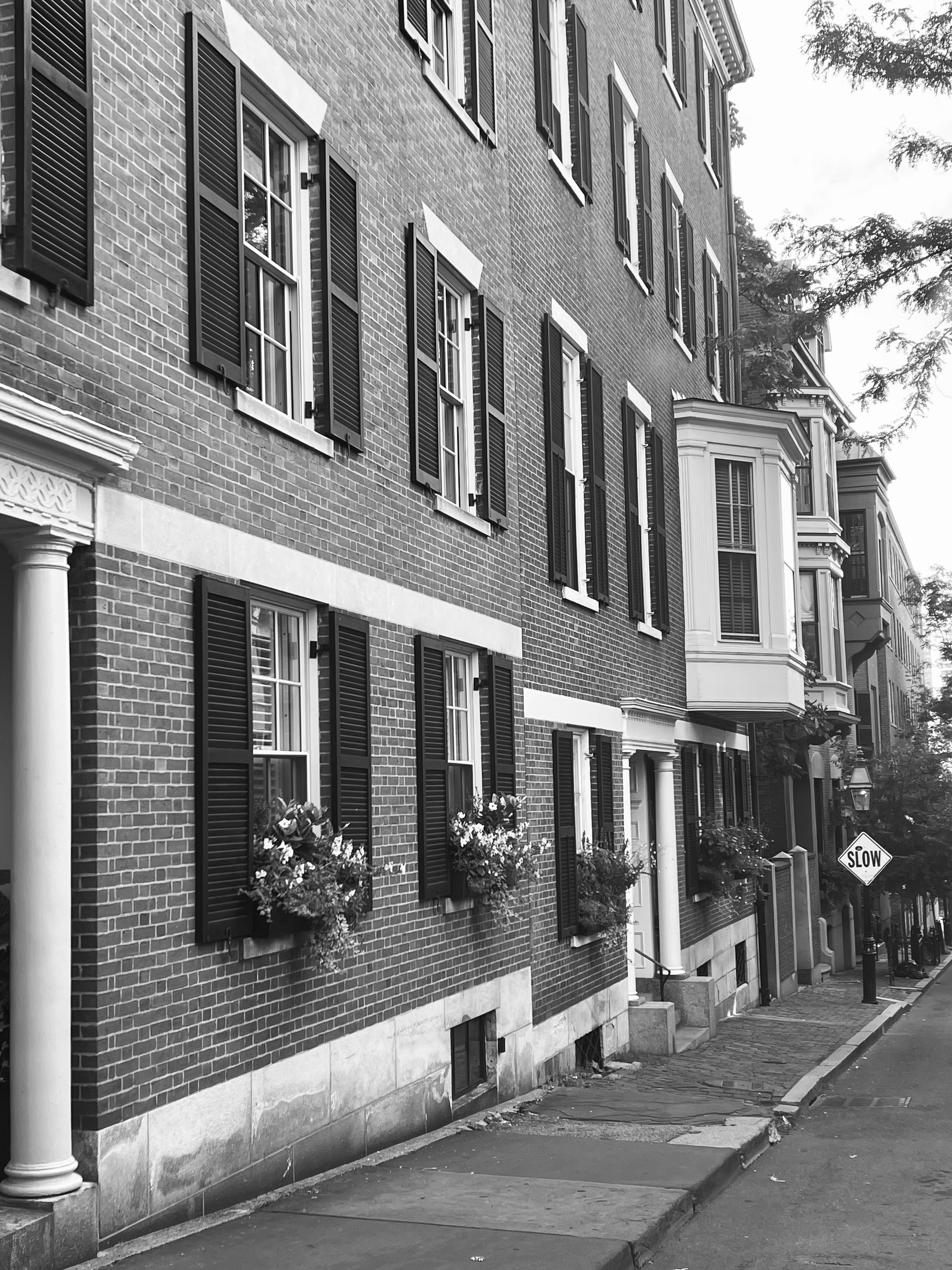 Building near Street in Town · Free Stock Photo