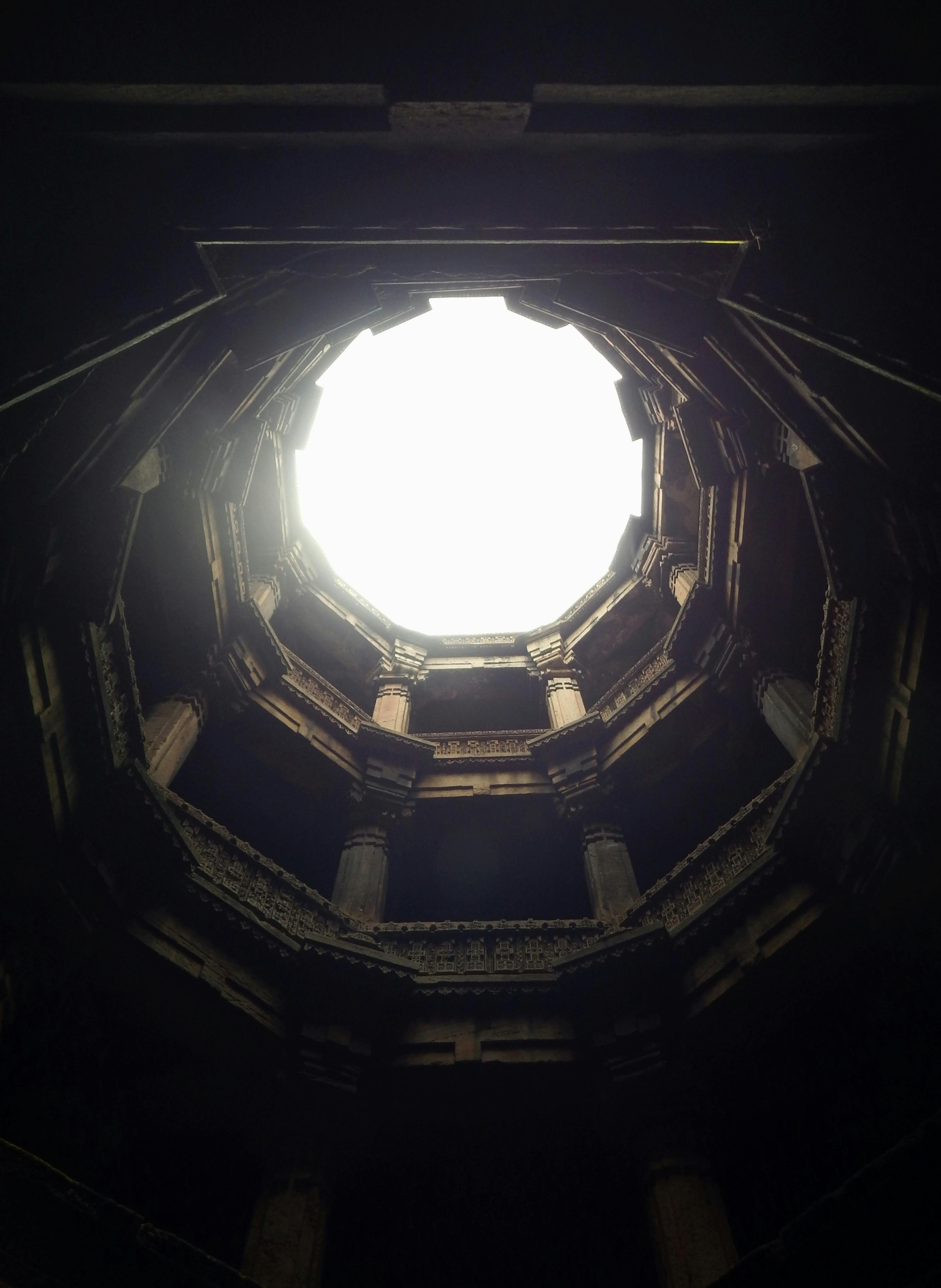 Building with Columns and Open Ceiling · Free Stock Photo