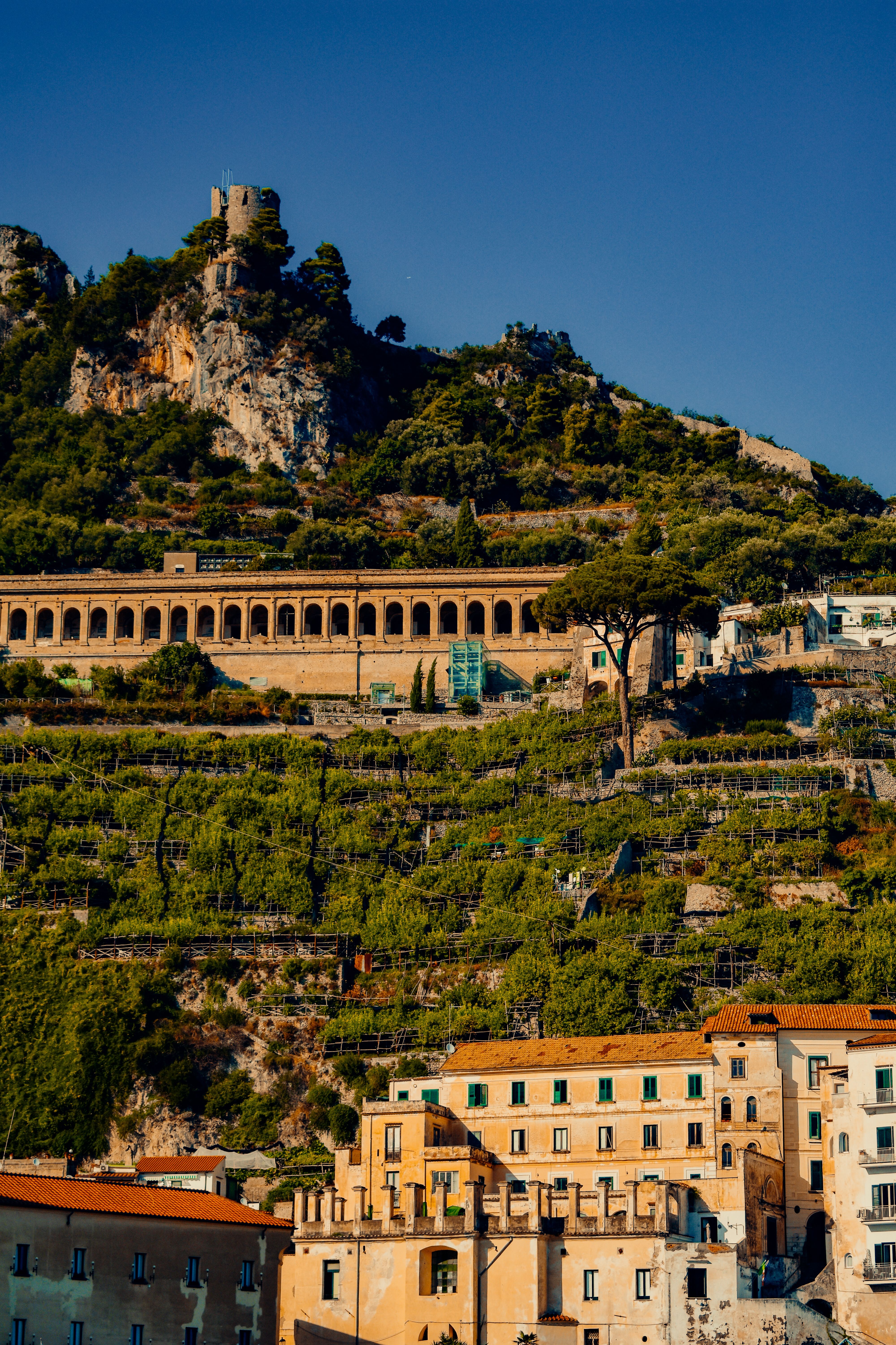 Sunlit Town under Hill · Free Stock Photo