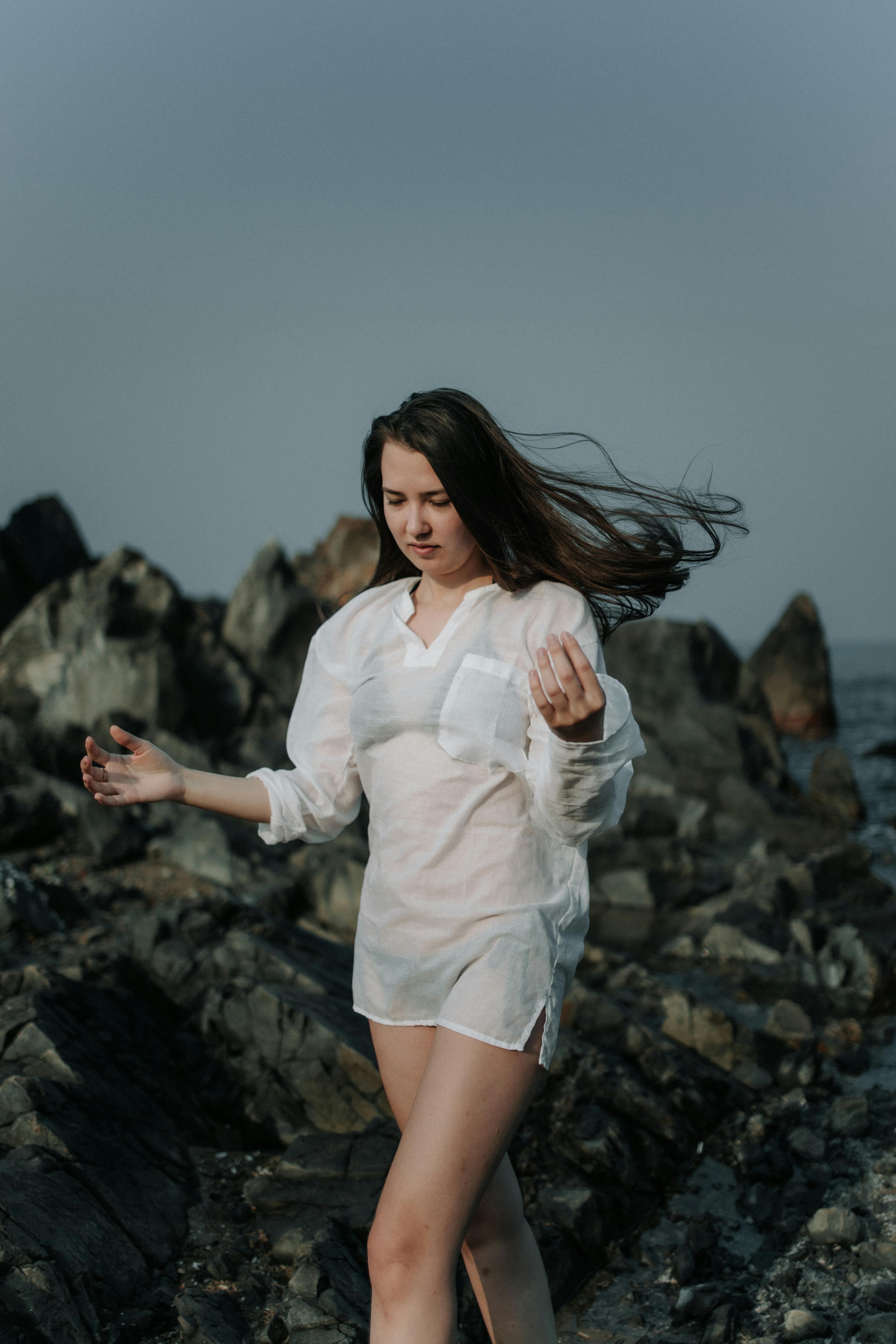 Model Walking Bg Photos, Download The BEST Free Model Walking Bg Stock ...