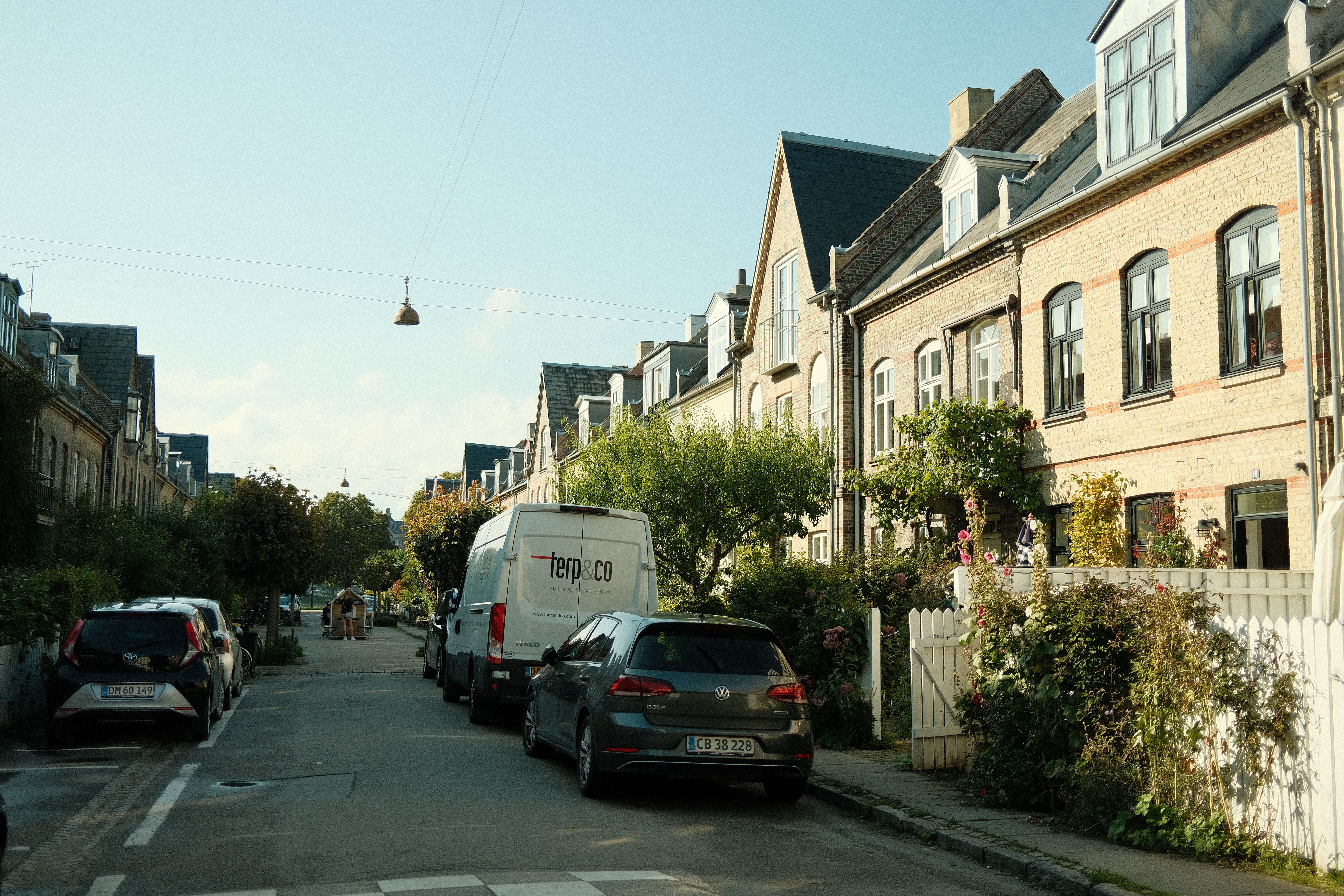 Car in Suburb · Free Stock Photo