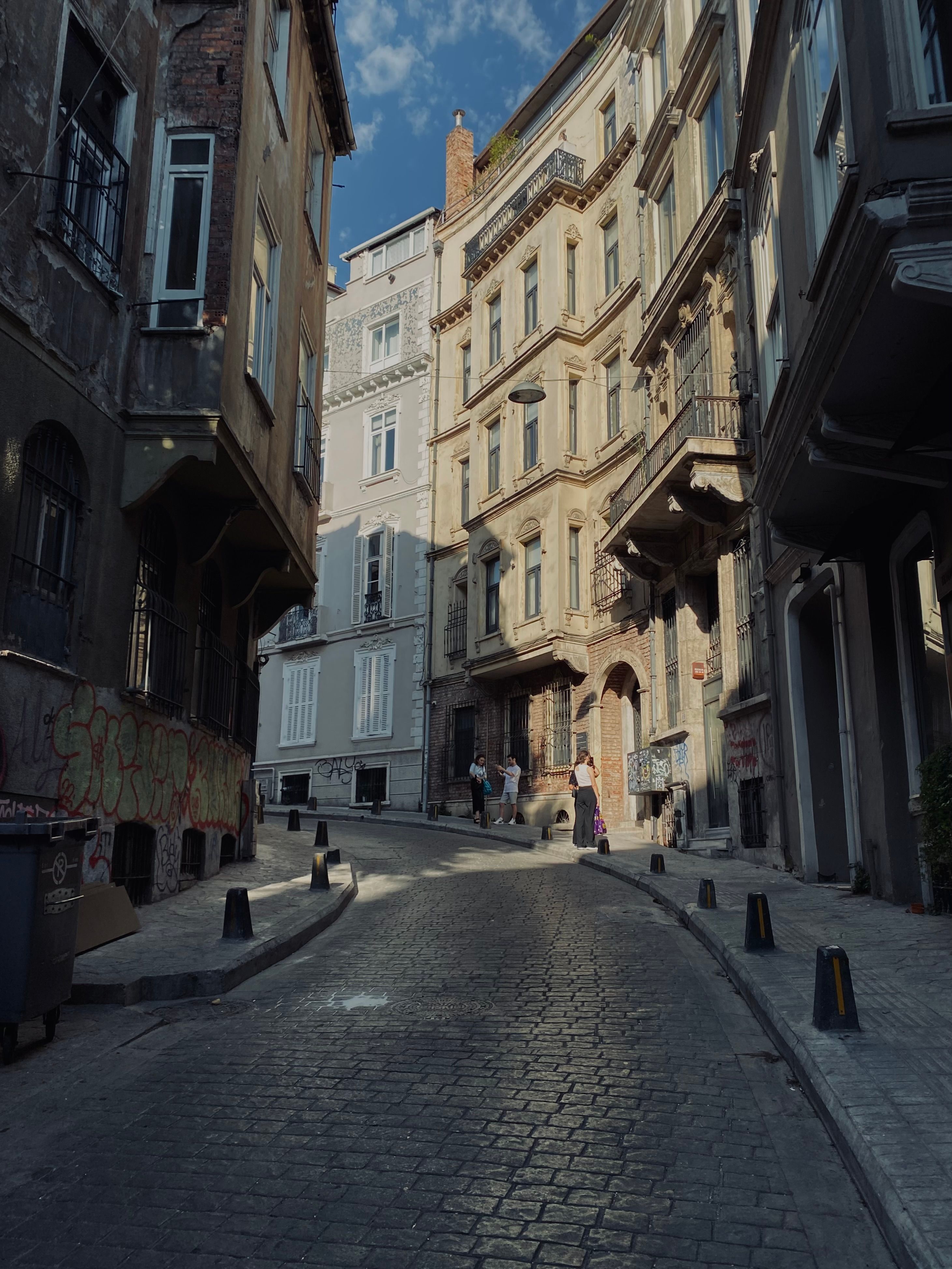 Curving Cobblestone Street in City · Free Stock Photo