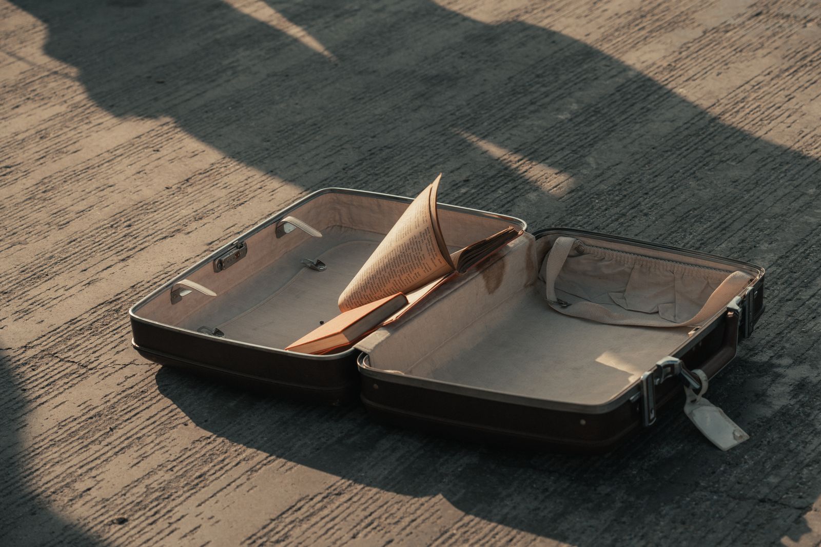 Open Suitcase Photos, Download The BEST Free Open Suitcase Stock Photos ...