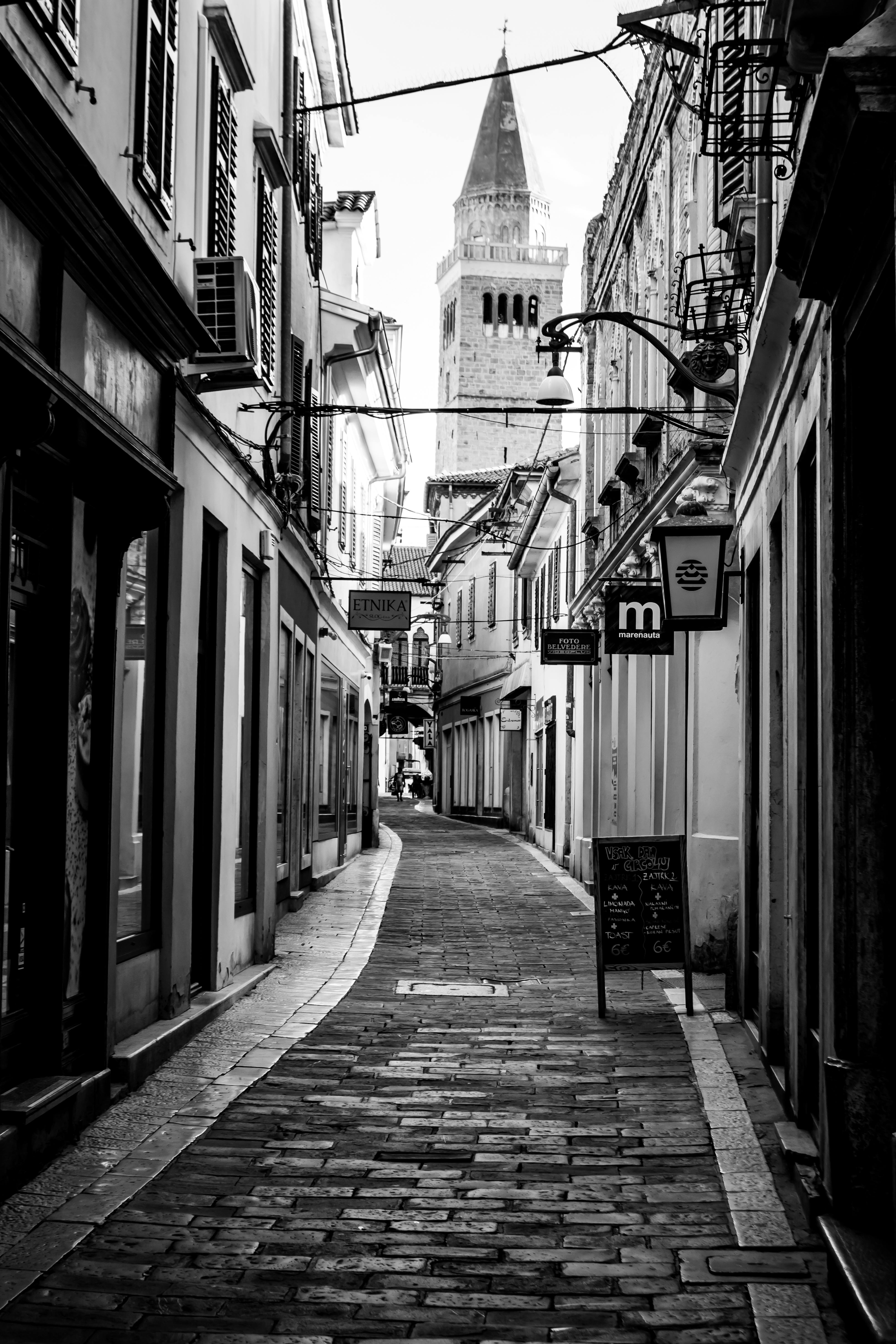Black and White Shot of an Alley in a City · Free Stock Photo