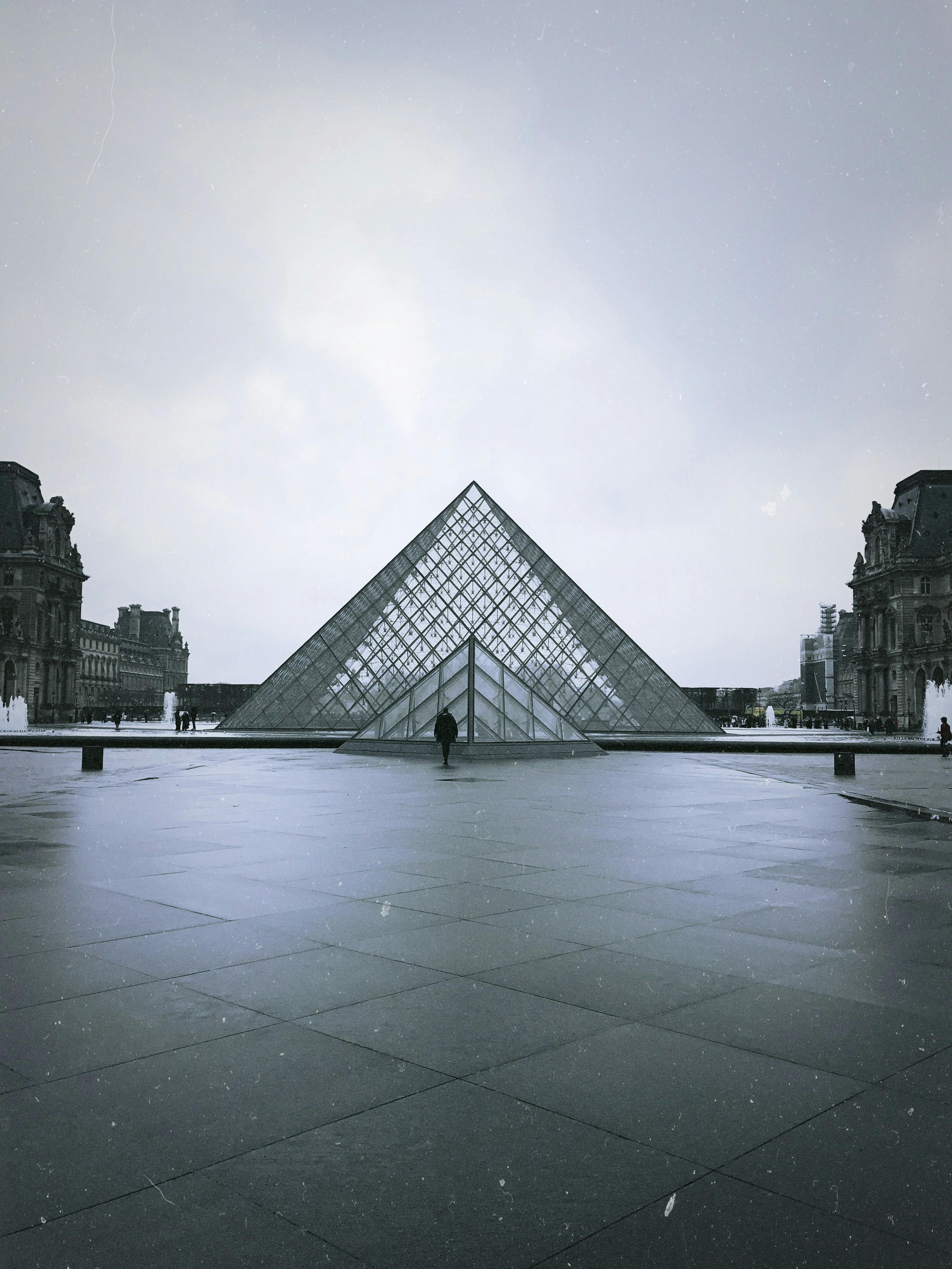 Le Grand Louvre in Paris · Free Stock Photo