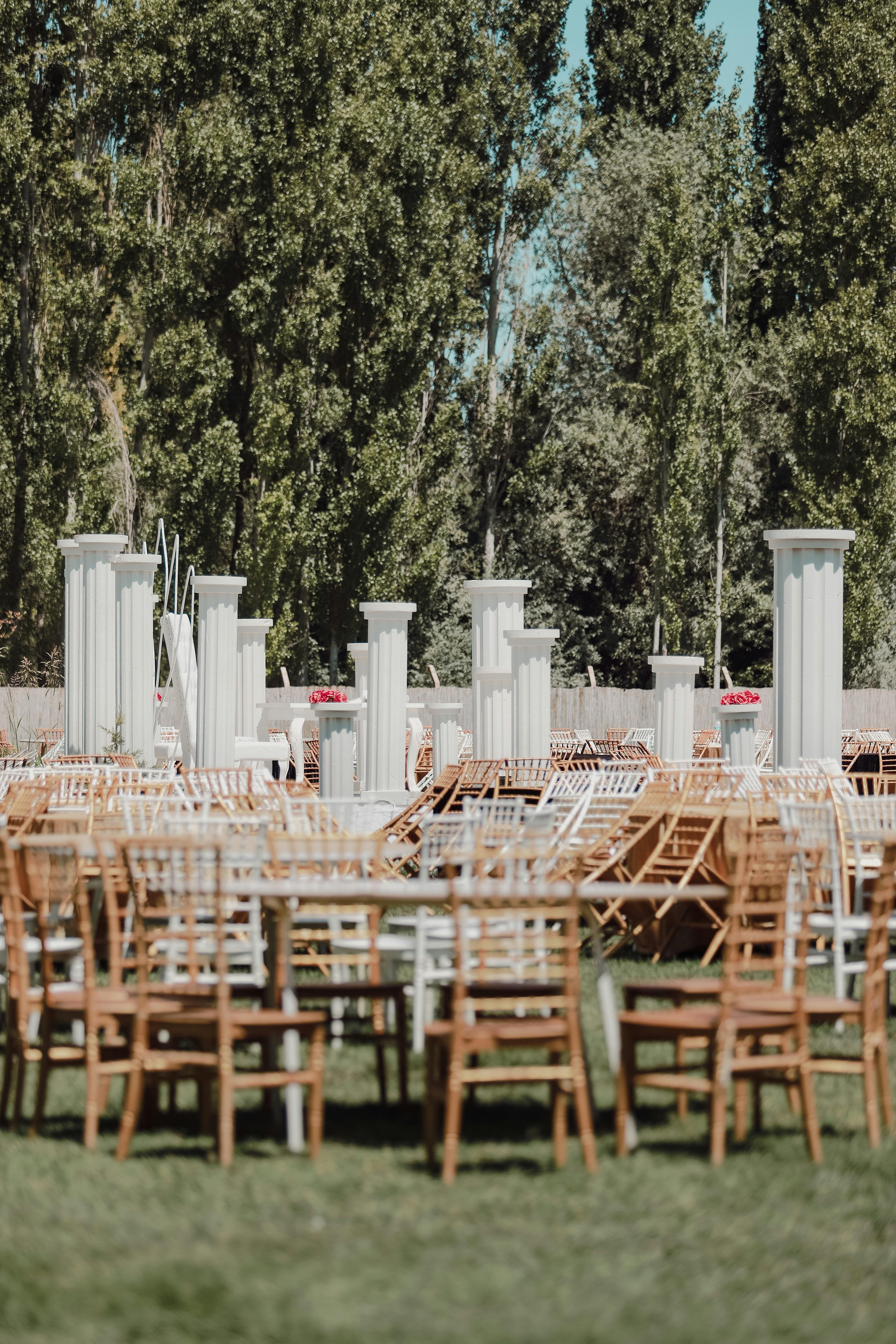 Chairs and Columns in a Park · Free Stock Photo