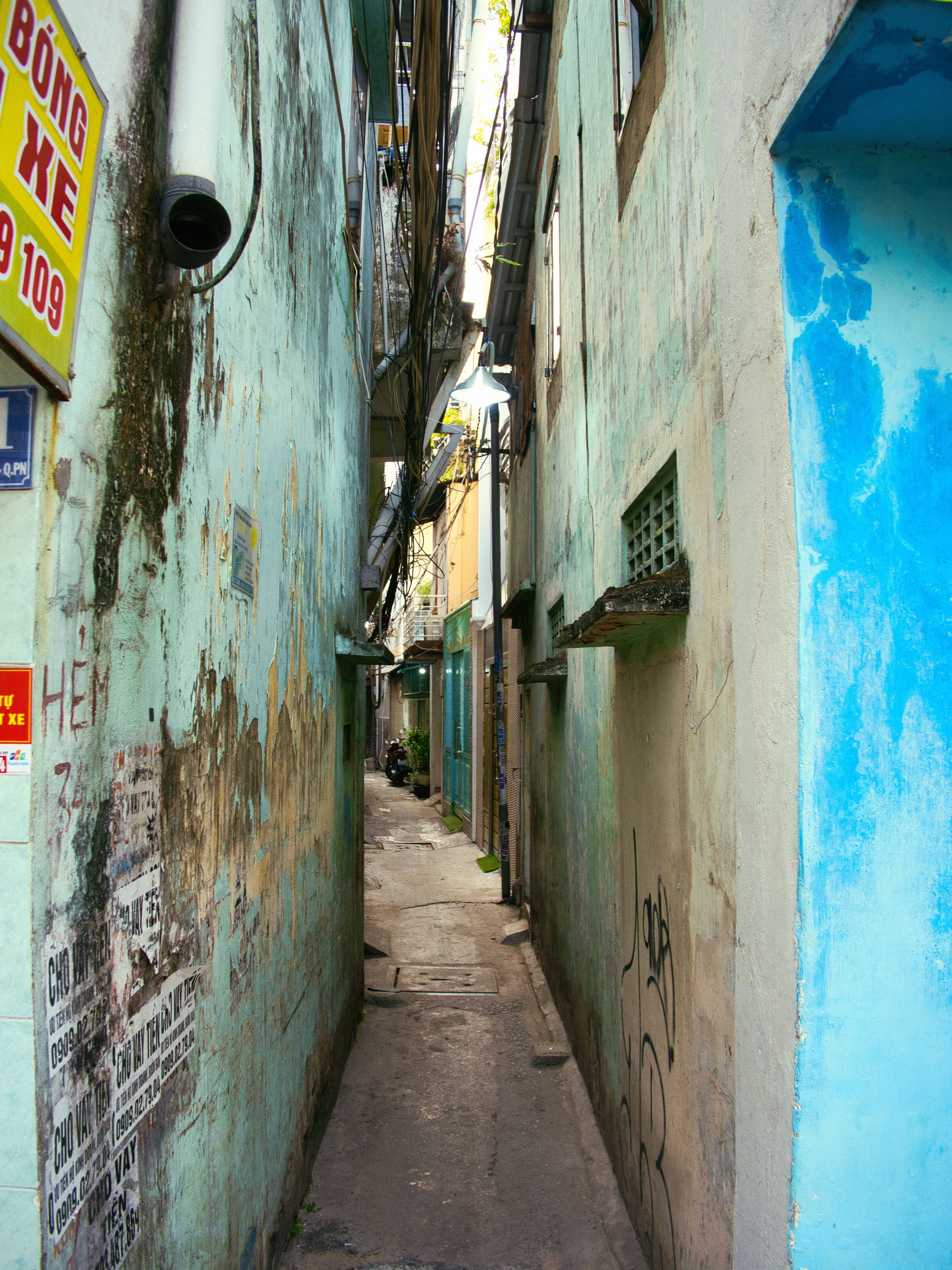Narrow Alley in a City · Free Stock Photo