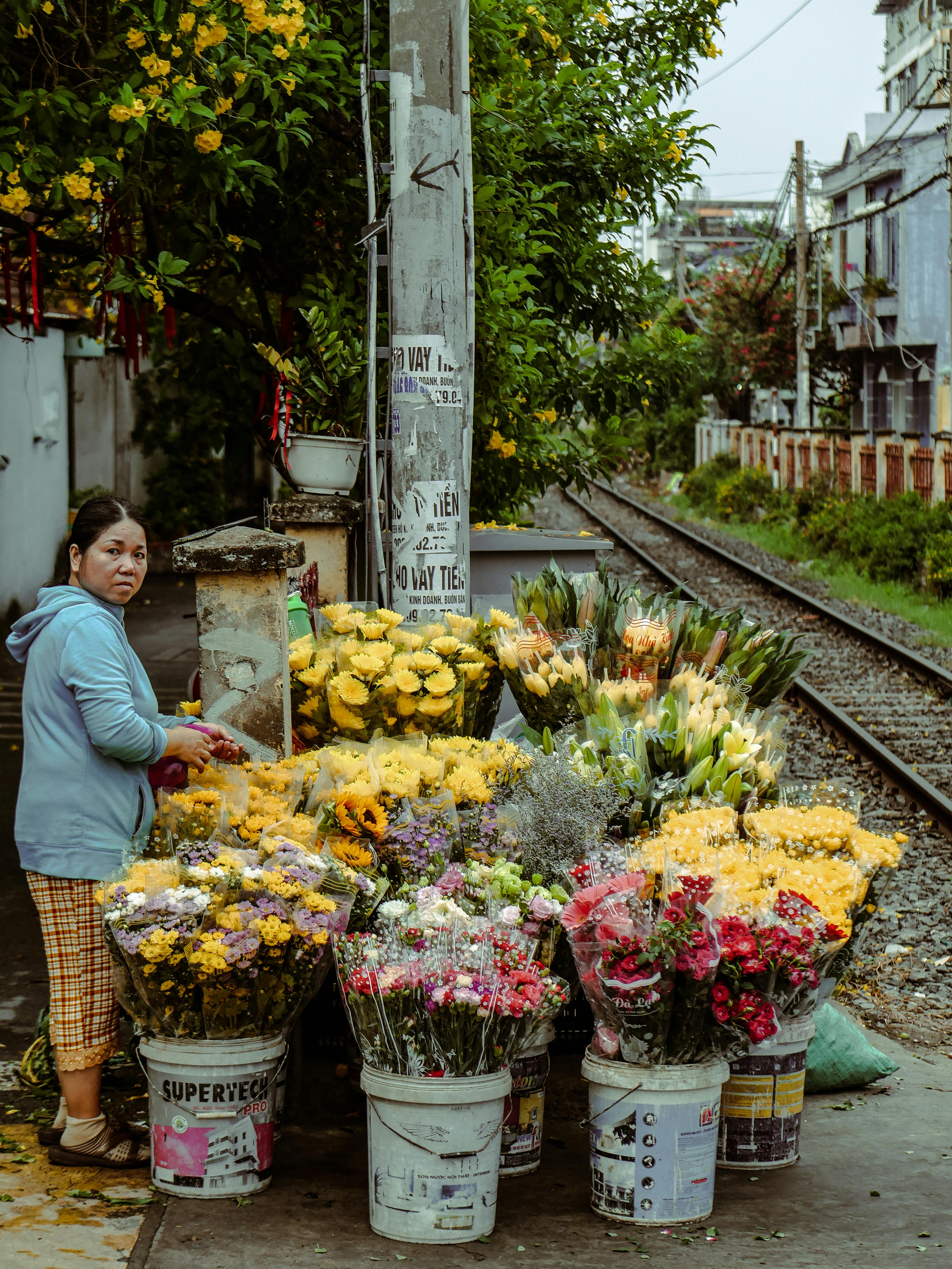 Street Flowers Vendor near Railway Track · Free Stock Photo