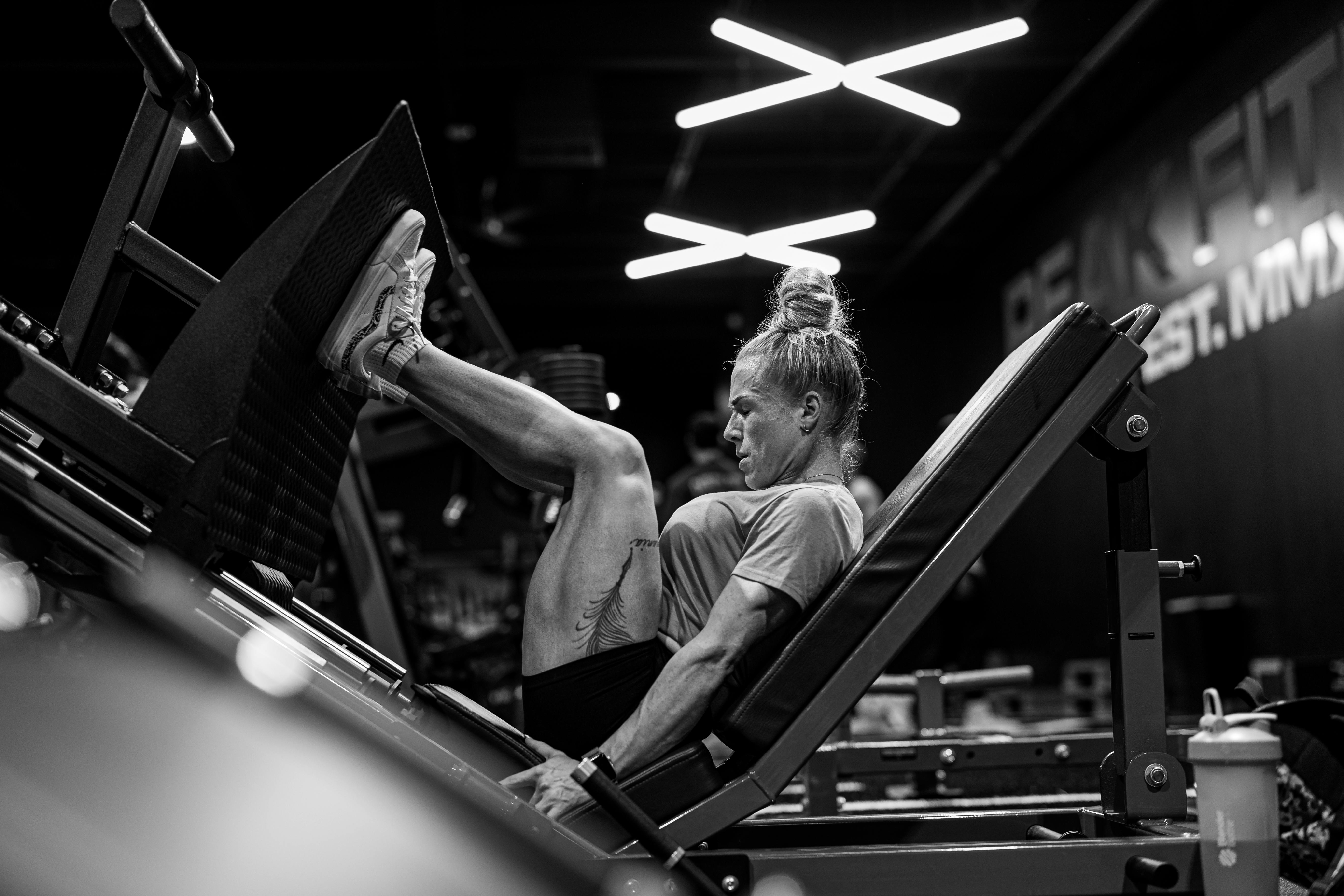 Bodybuilder Using Leg Press at the Gym · Free Stock Photo
