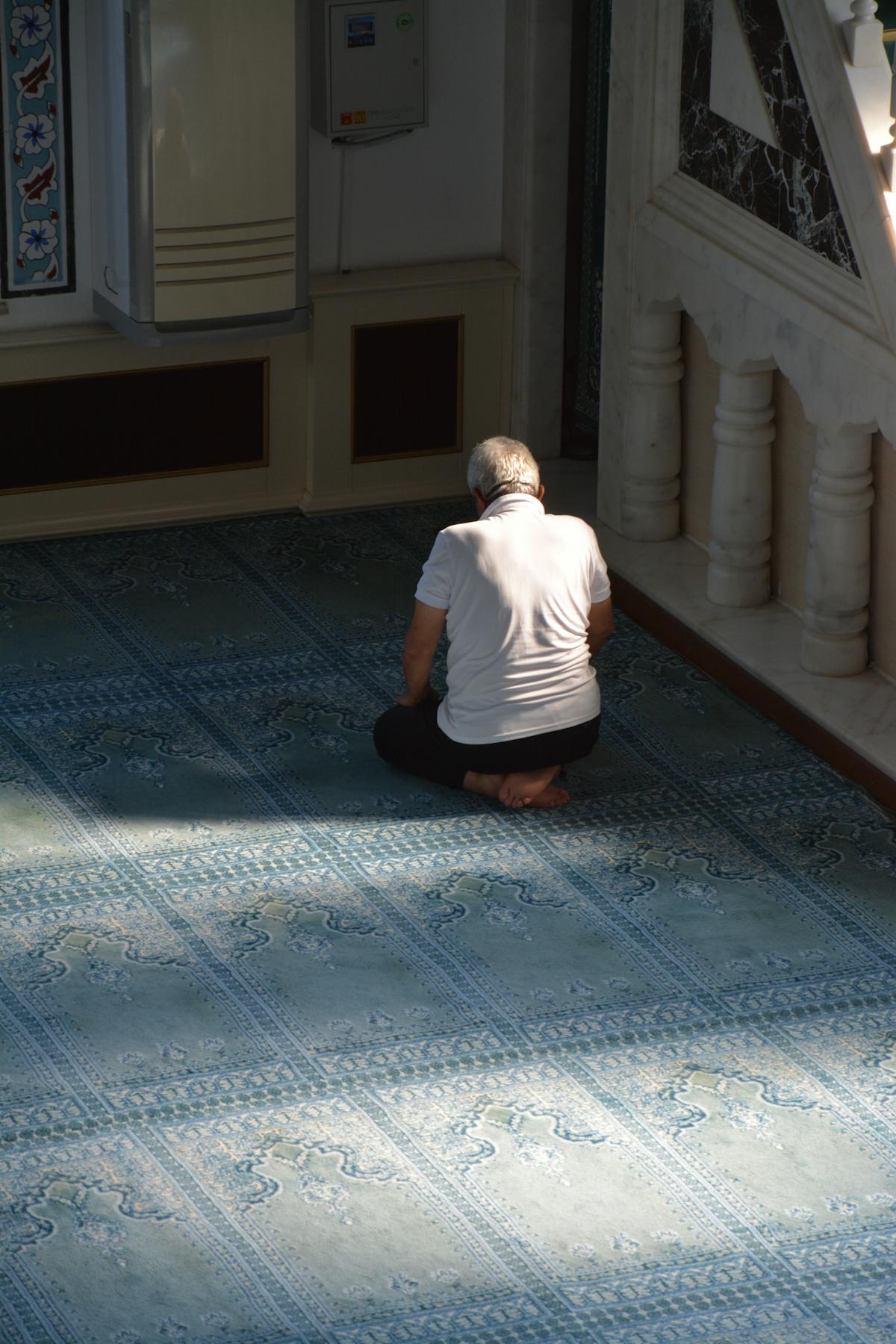 Kneeling In Prayer Photos, Download The BEST Free Kneeling In Prayer ...