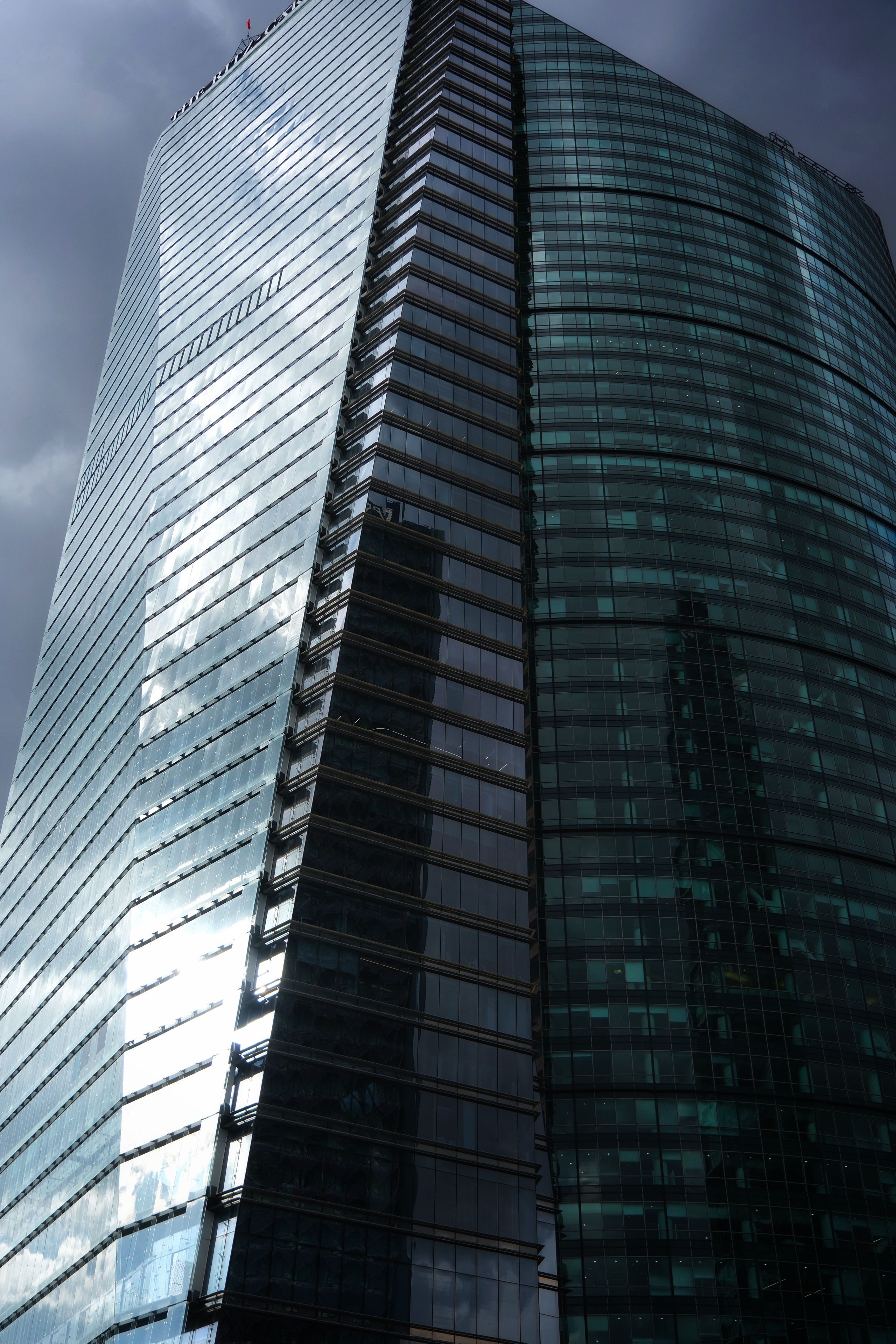 Modern Skyscraper Building · Free Stock Photo