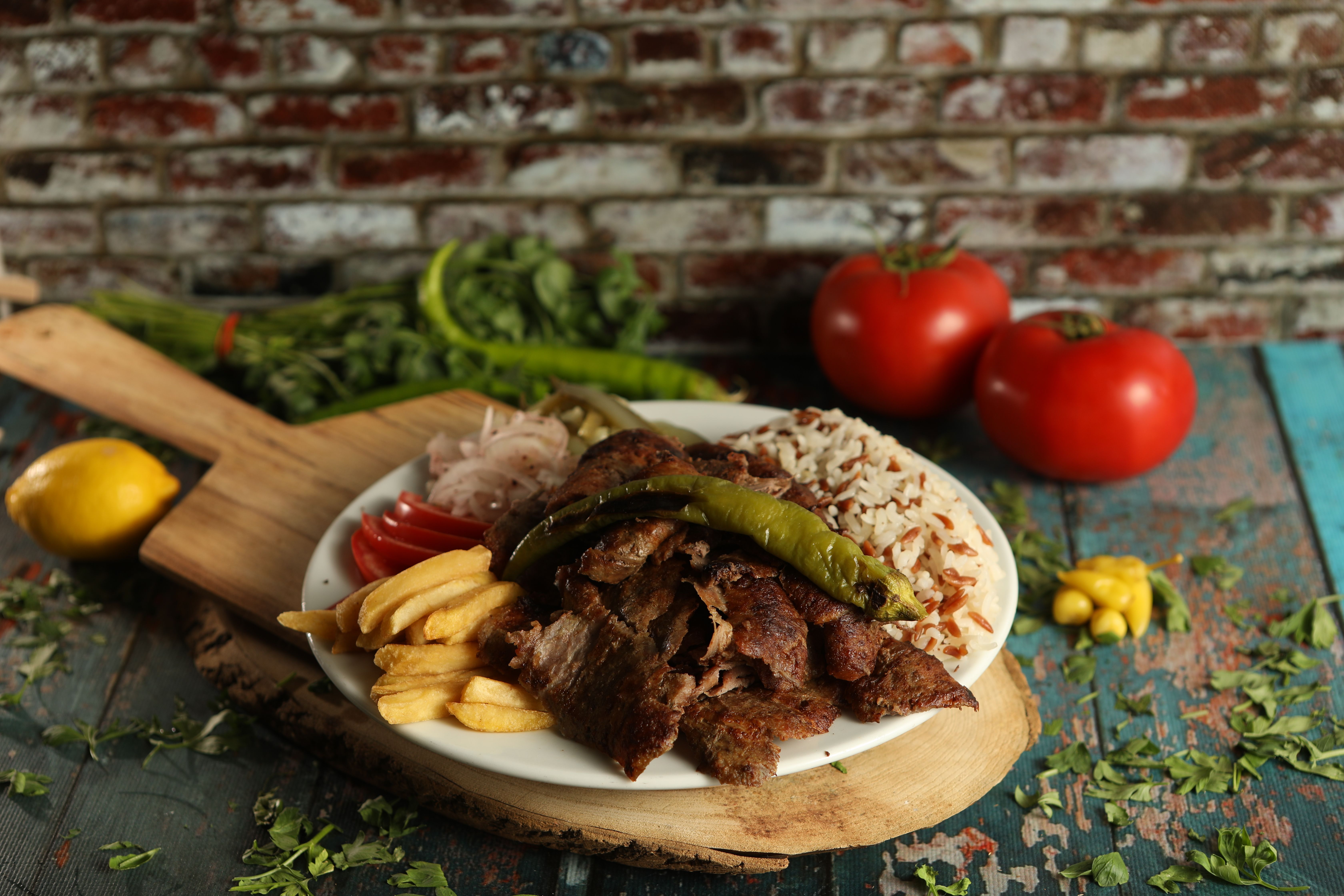 Ücretsiz biber, çipler, domates, döner kebap, kesme tahtası, plaka ...