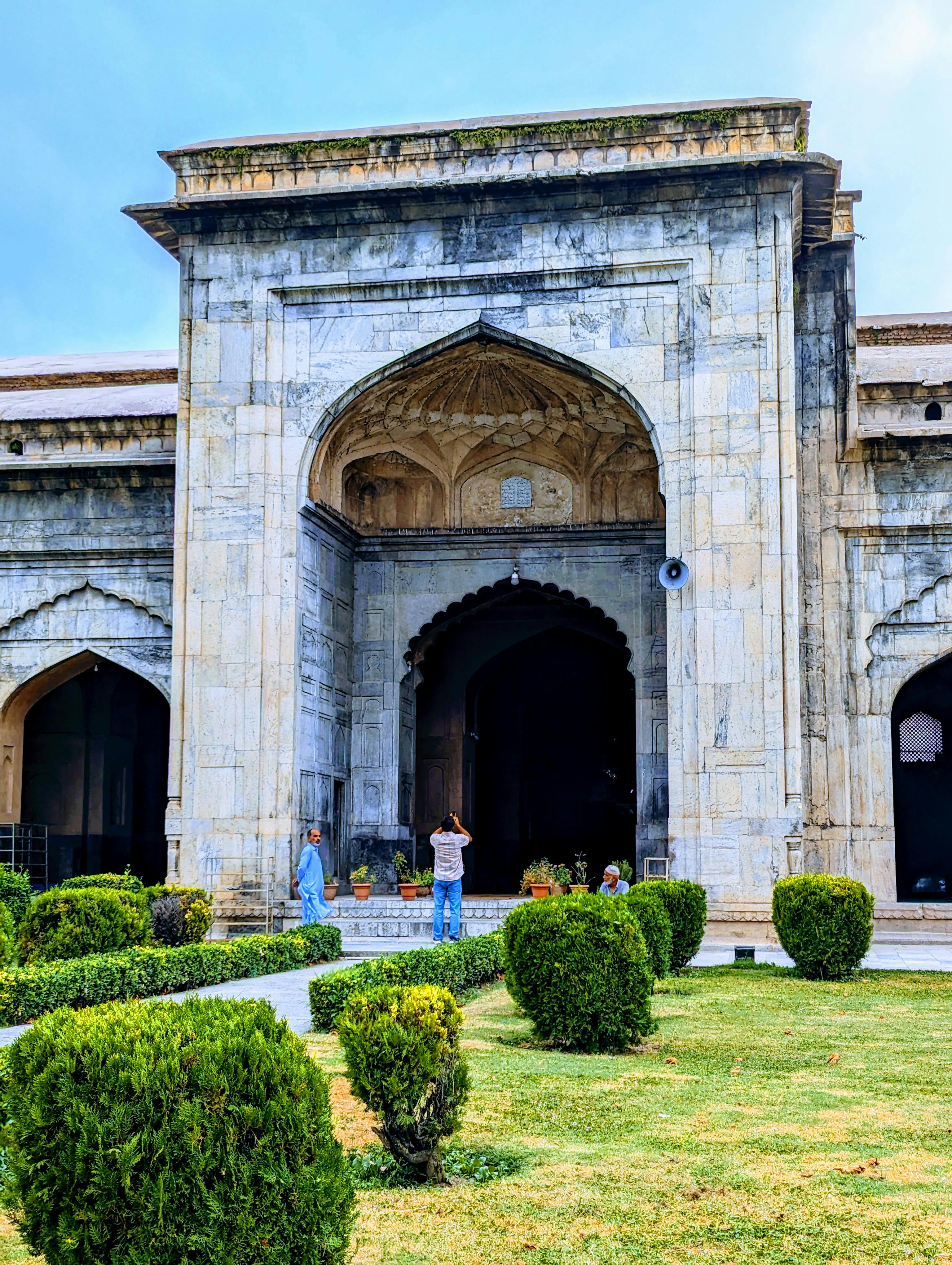 Courtyard of Pathar Mosque · Free Stock Photo