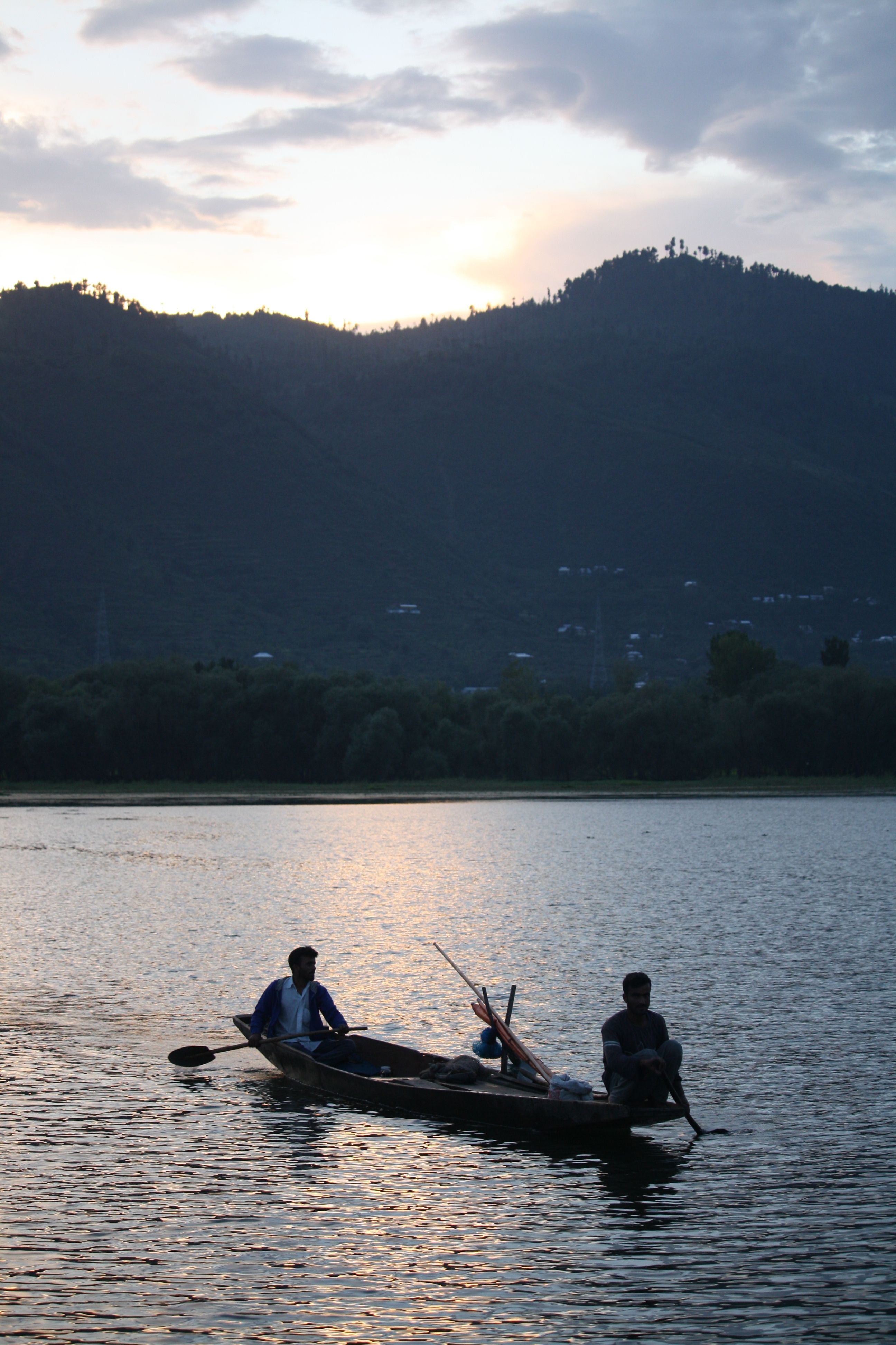 Brown Canoe Boat on Body of Water · Free Stock Photo