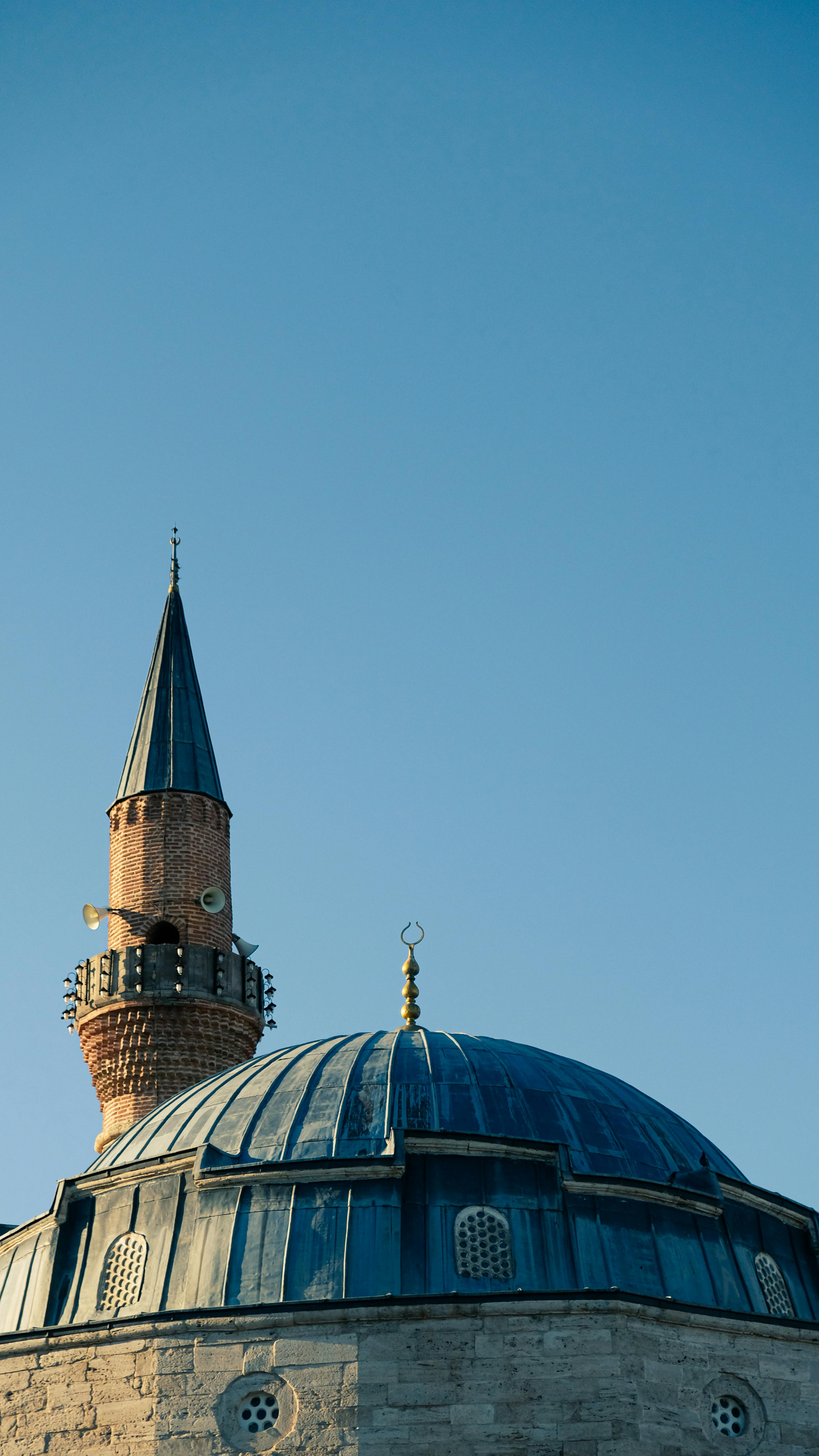 Mosque with Dome and Minaret · Free Stock Photo