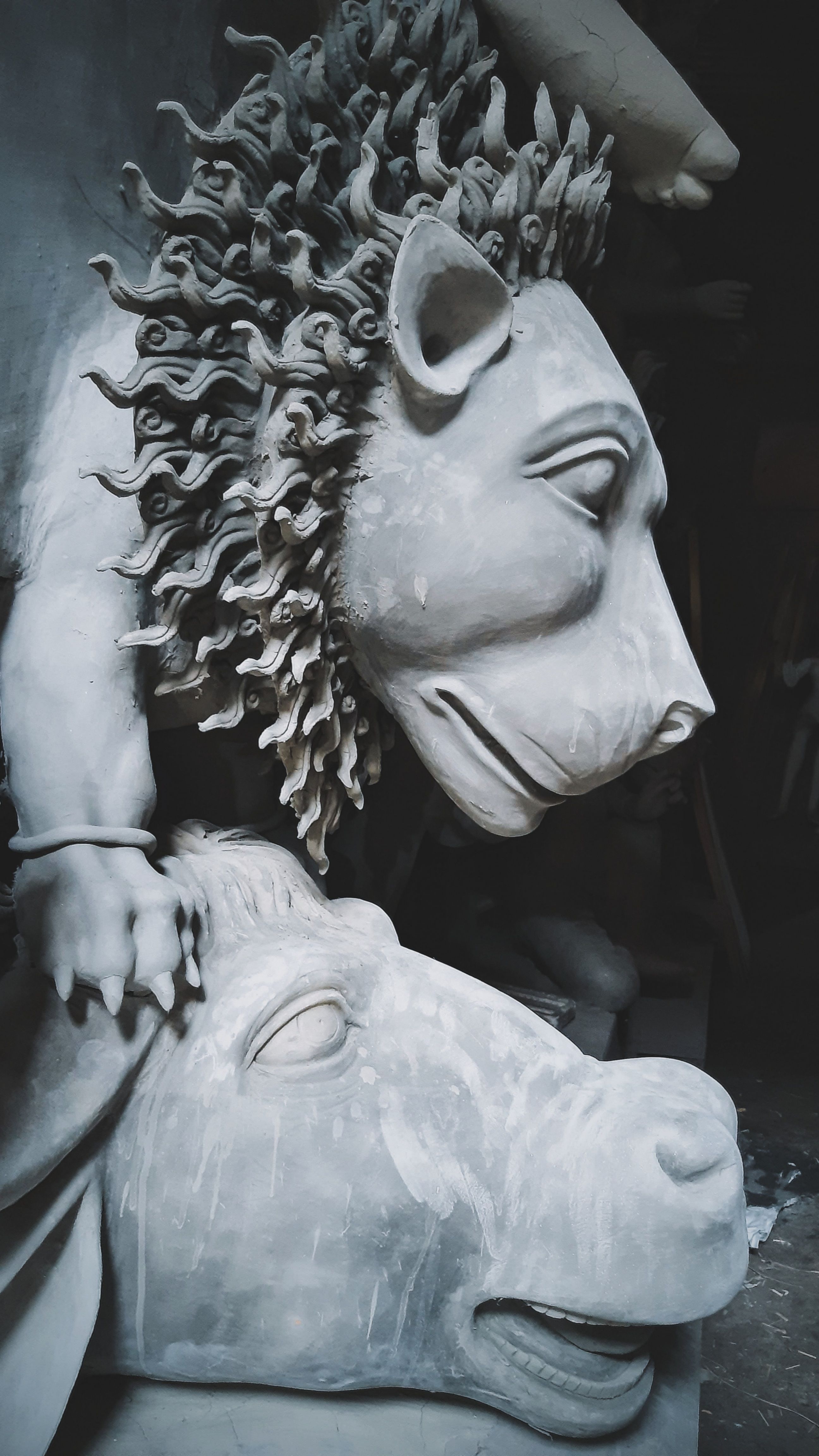 Sculpture of King Head on Wall · Free Stock Photo