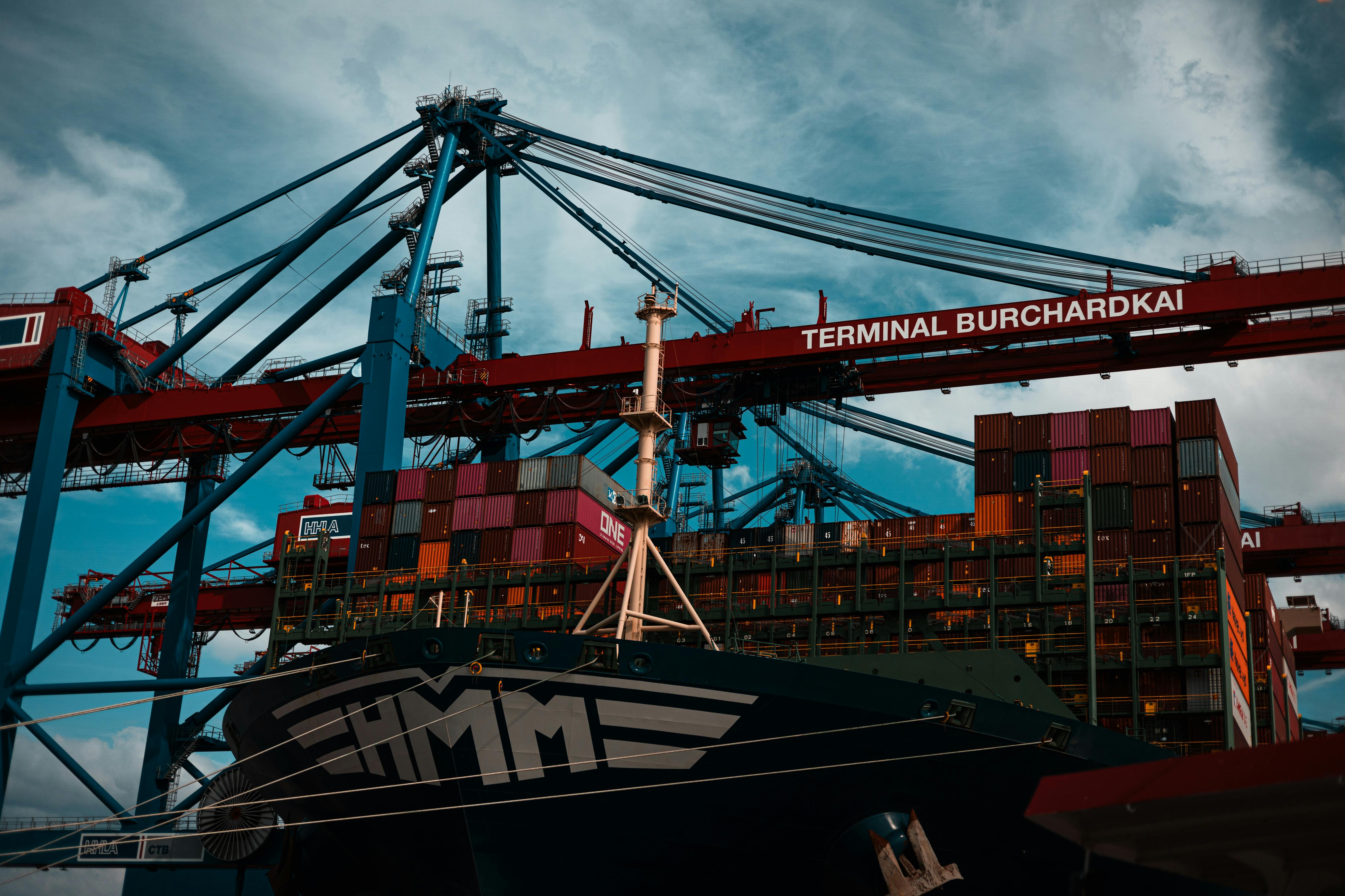 Containerschiff und Kräne im Hamburger Hafen · Free Stock Photo