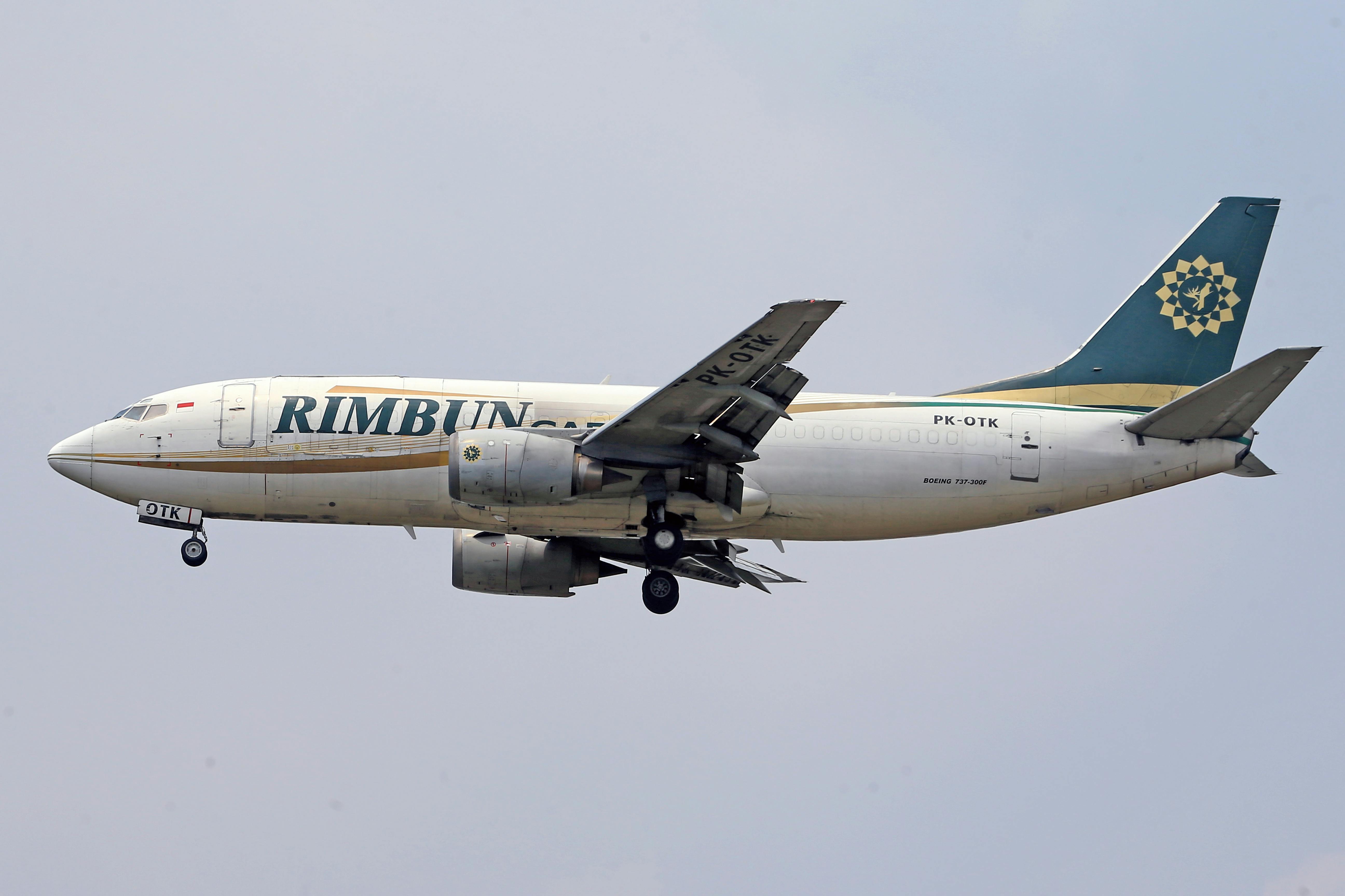 Rimbun Air Airplane Flying · Free Stock Photo