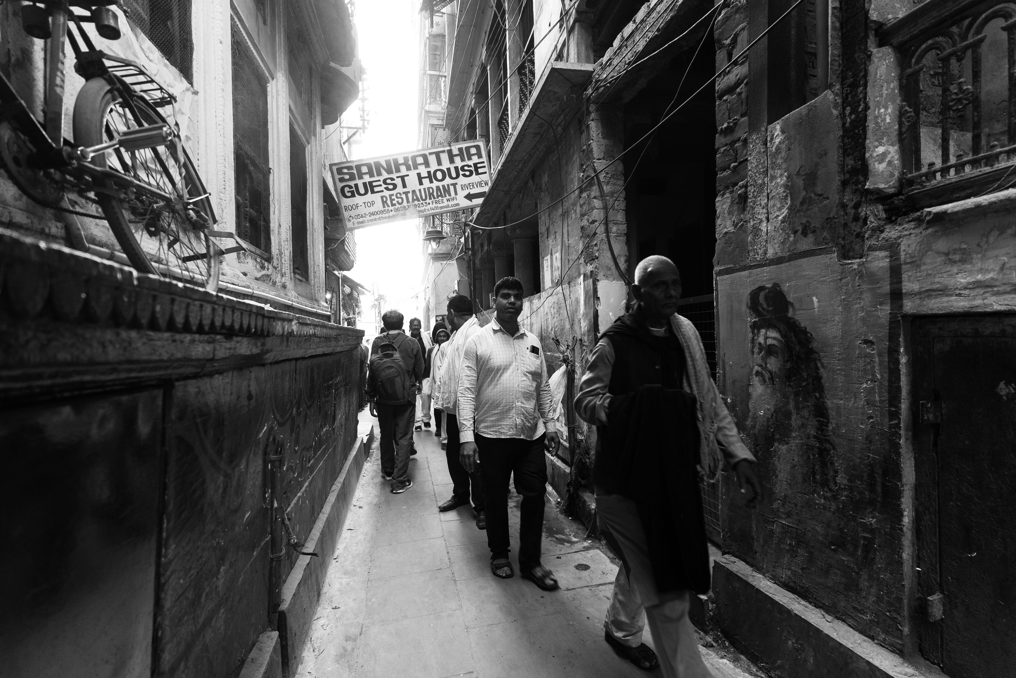 People in Narrow Alley in Black and White · Free Stock Photo