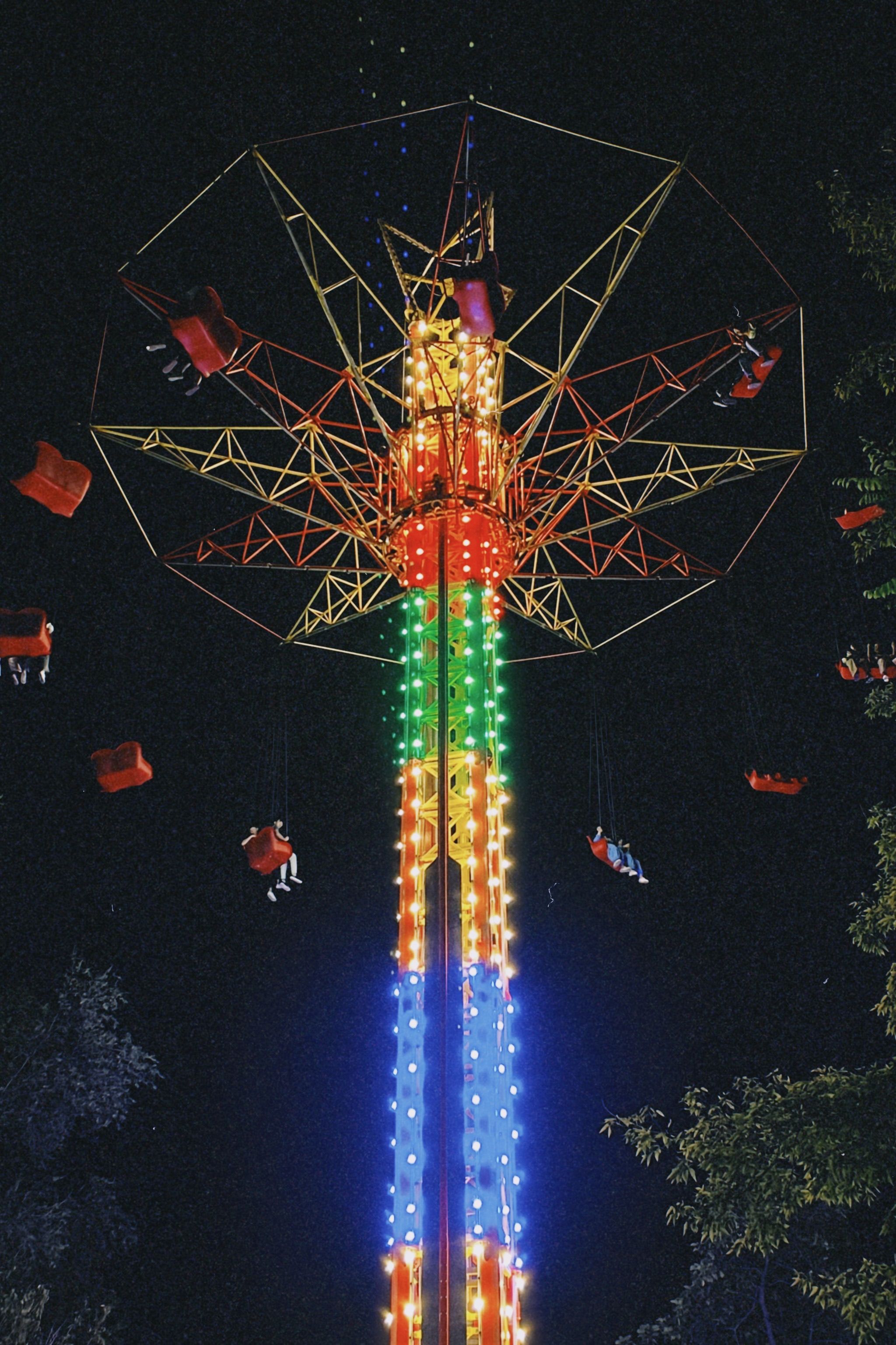 A carnival ride with lights and colorful lights · Free Stock Photo
