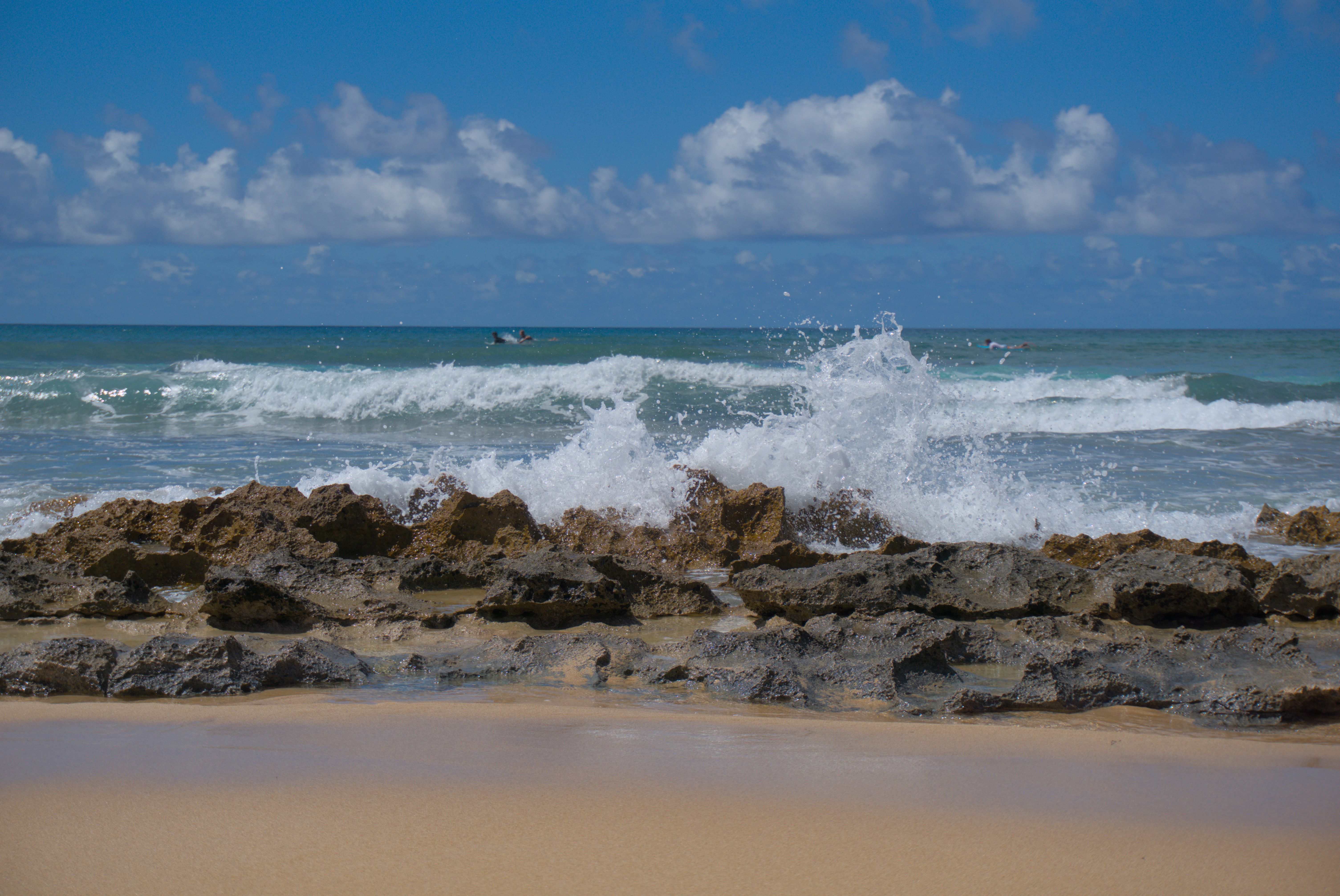 Wavy Sea and Beach · Free Stock Photo