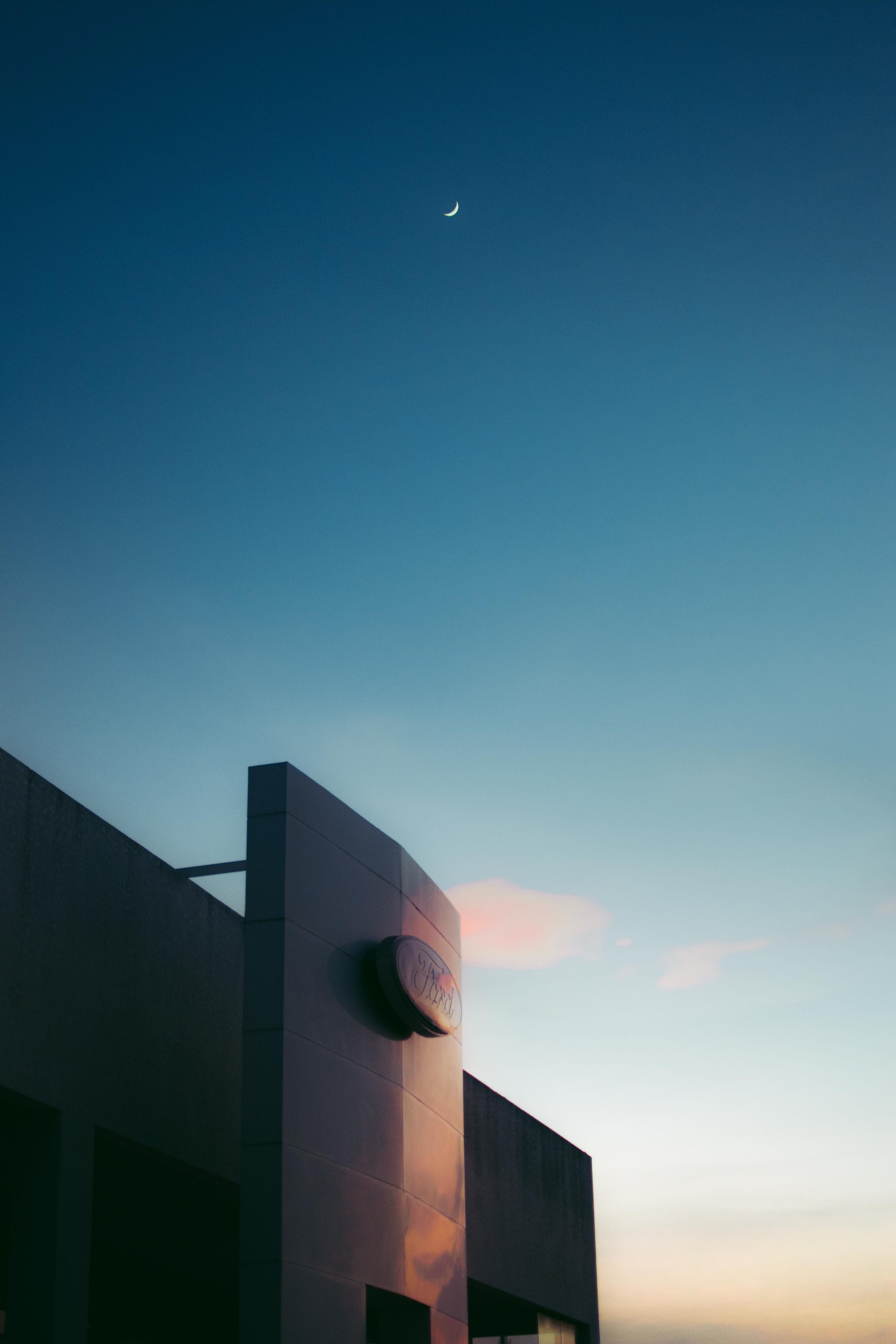 Clear Sky over Building in Evening · Free Stock Photo