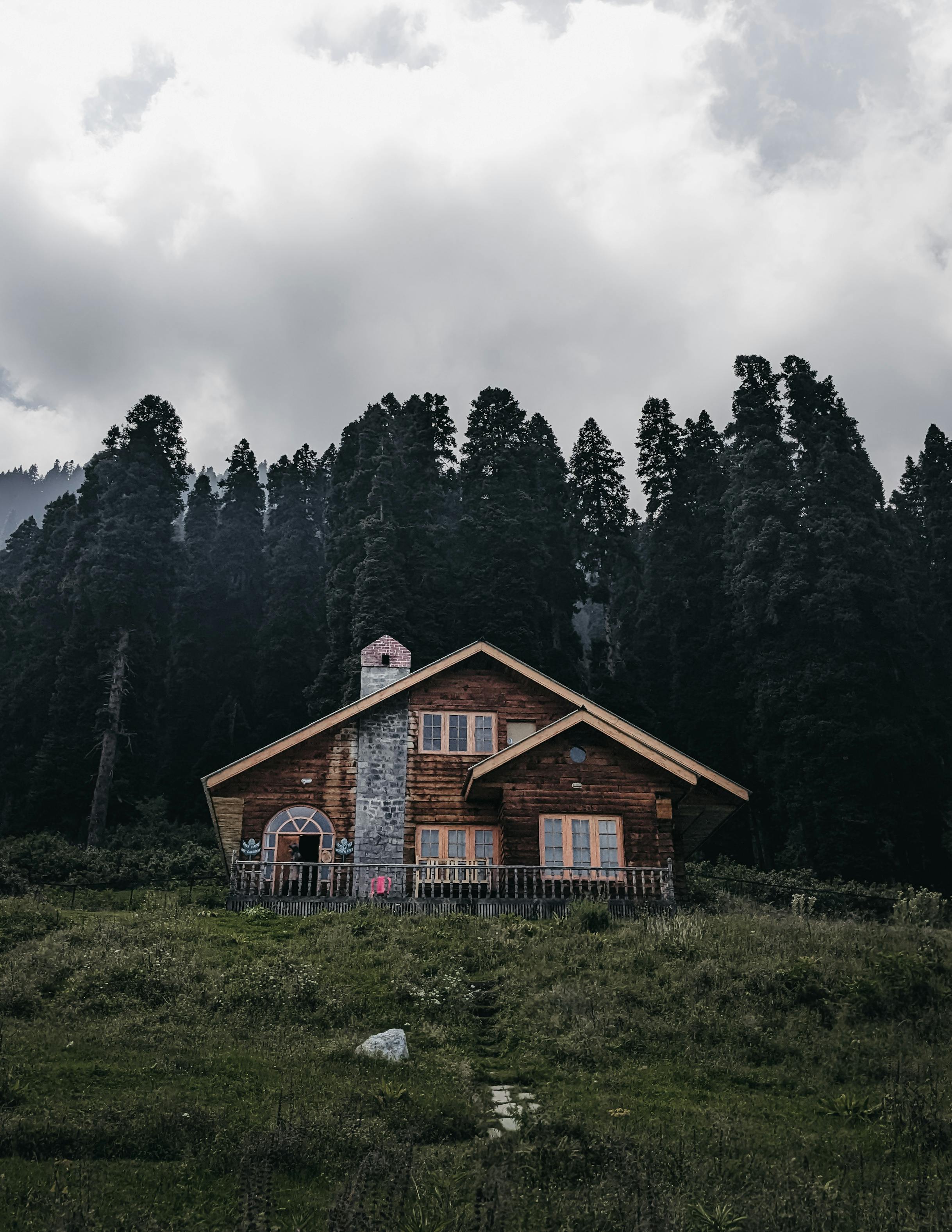 House near Forest · Free Stock Photo