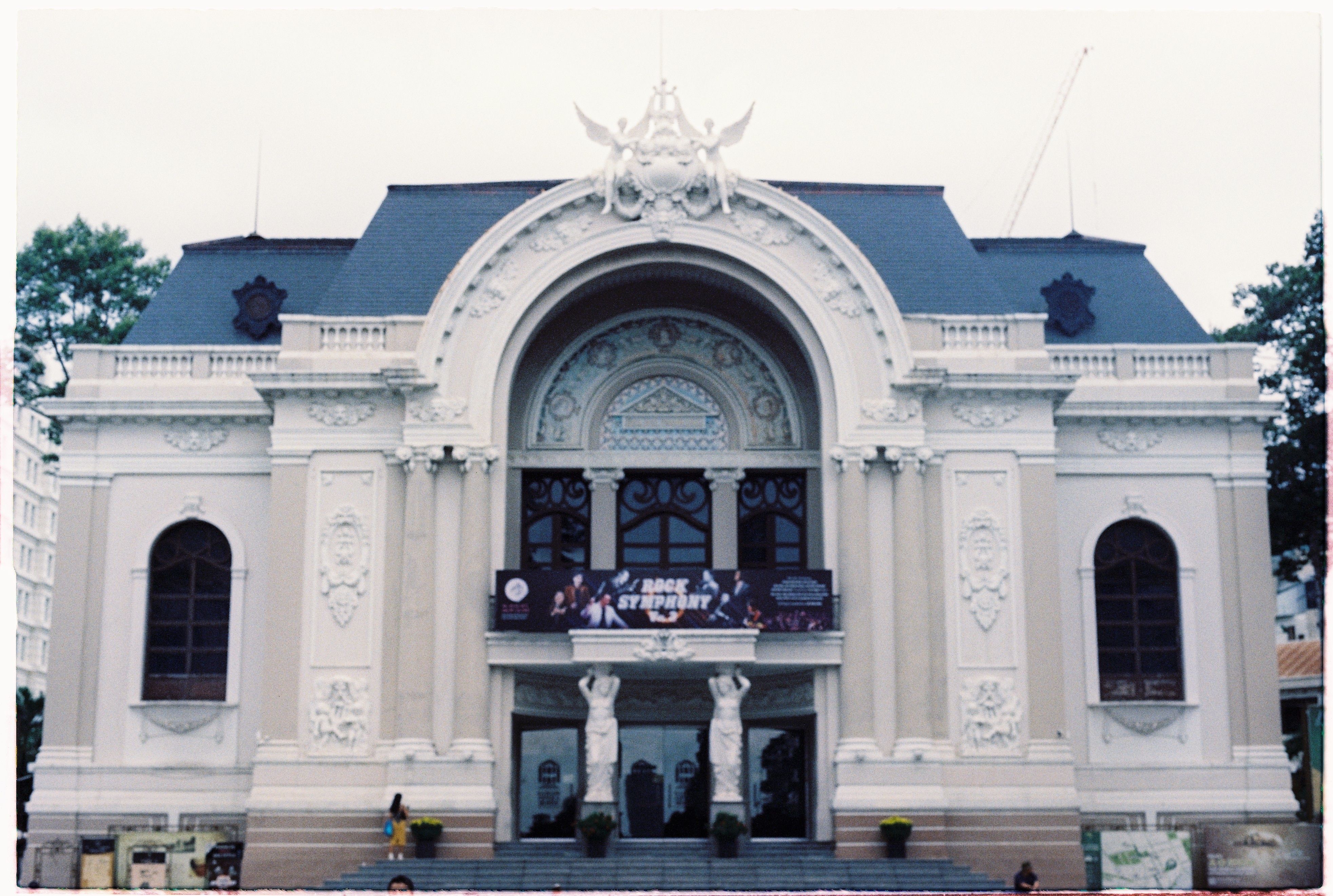 Fountain behind Gate to Indepence Palace in Ho Chi Minh · Free Stock Photo