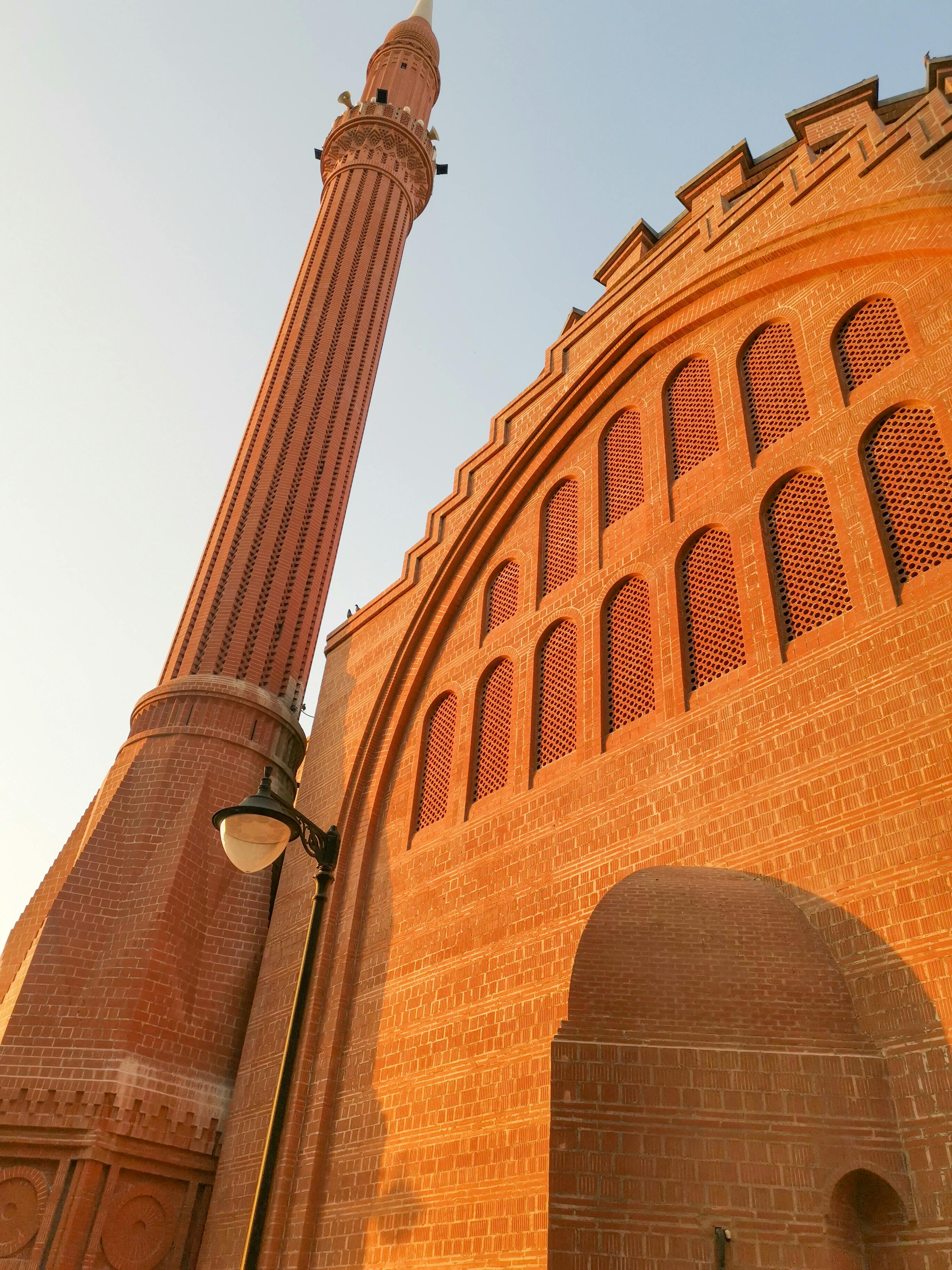 Minaret and Wall of Monumental Mosque · Free Stock Photo