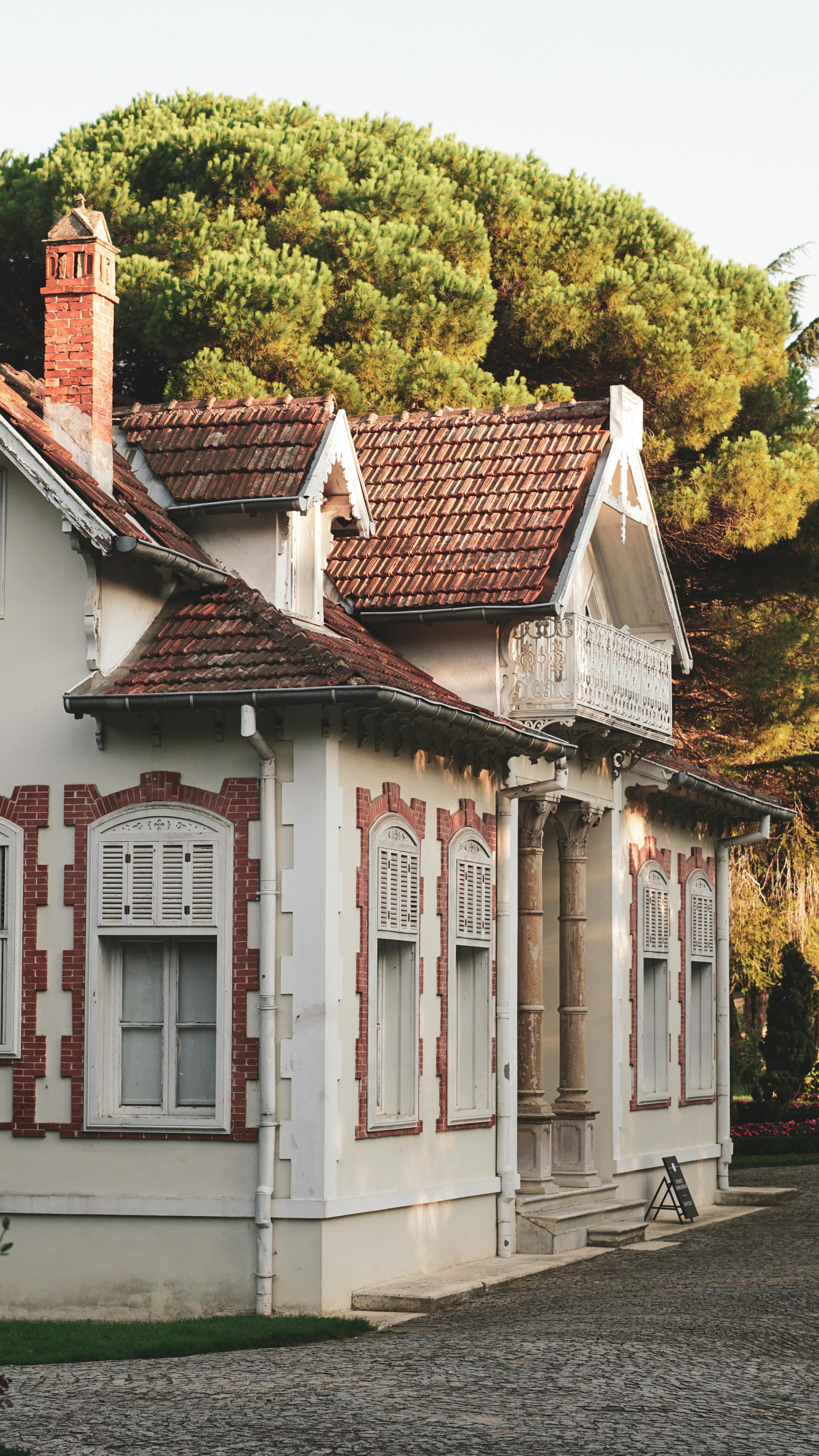 Old House Facade with Balconies · Free Stock Photo