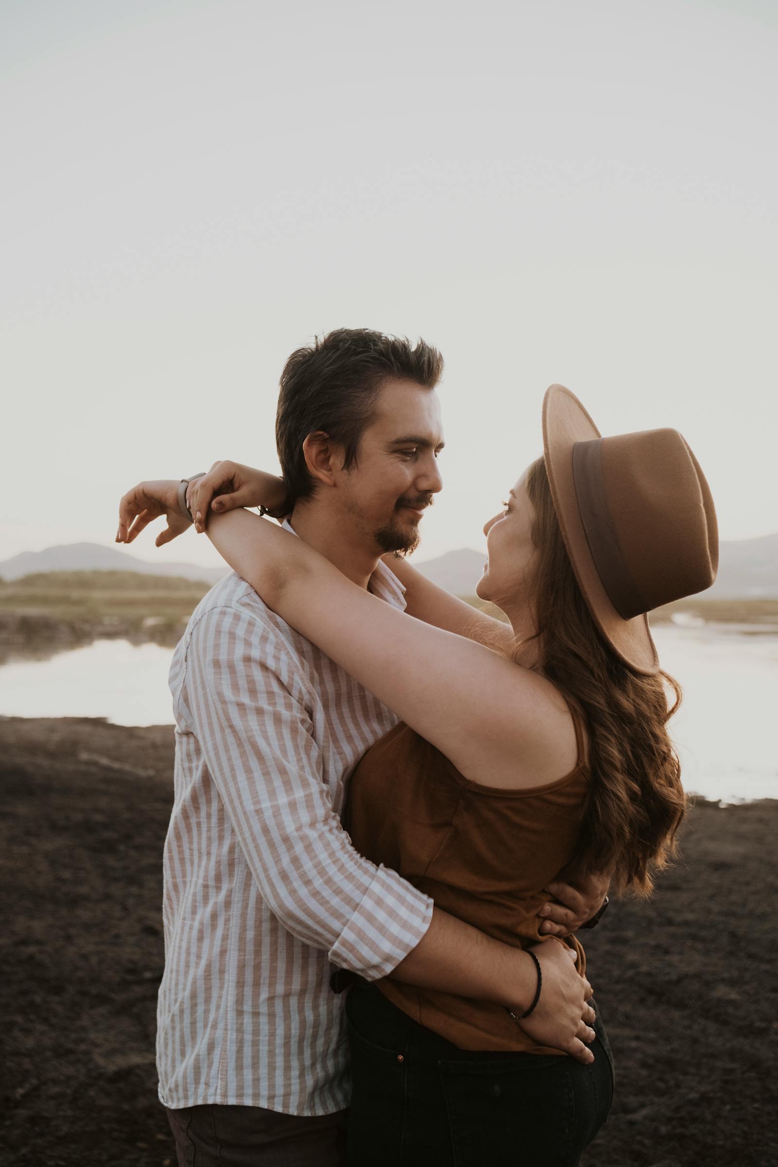 112.597+ Fotos y Imágenes de Pareja abrazados Gratis · Banco de Fotos ...