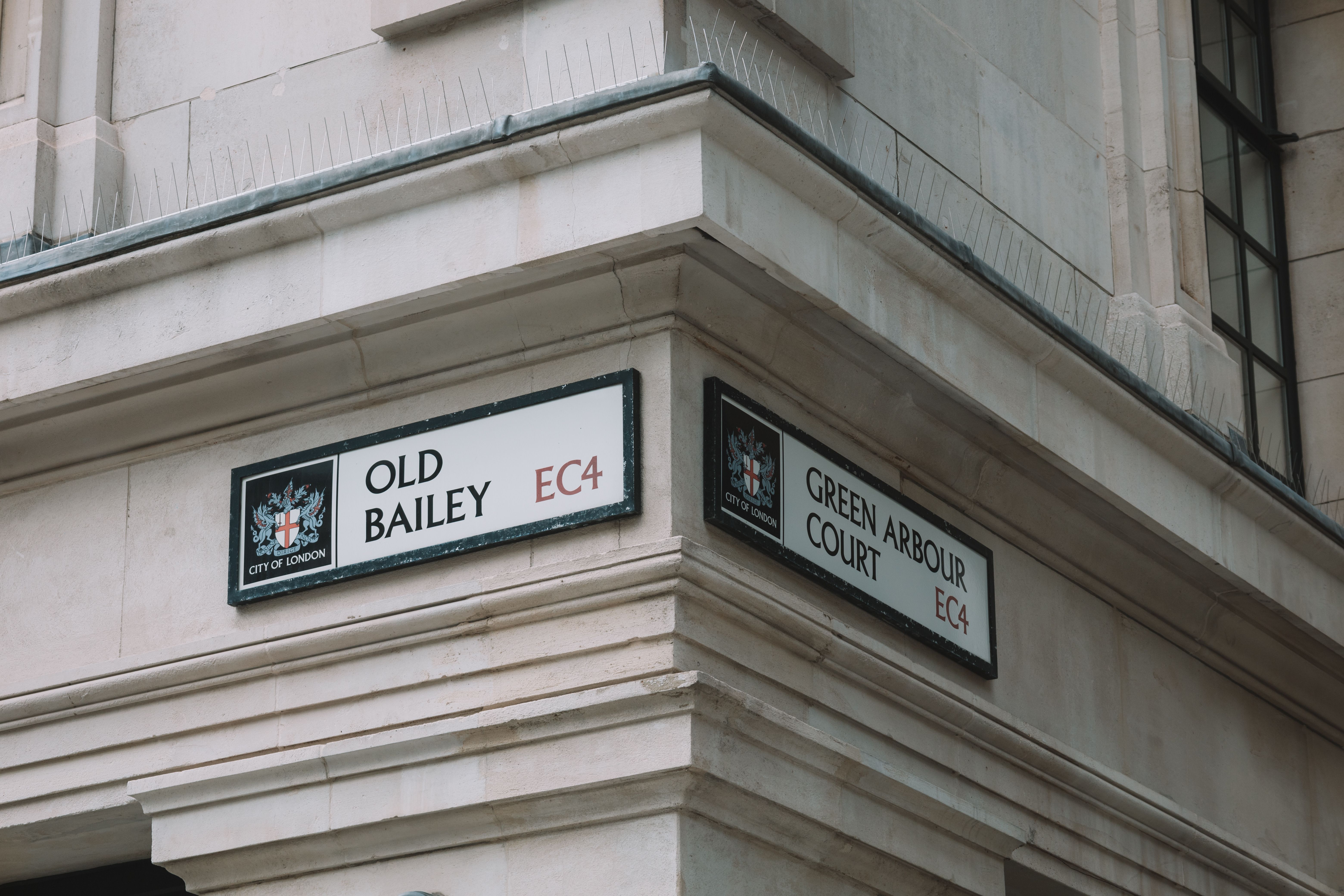 Closeup of a Townhouse Corner with a Street Name Signs · Free Stock Photo