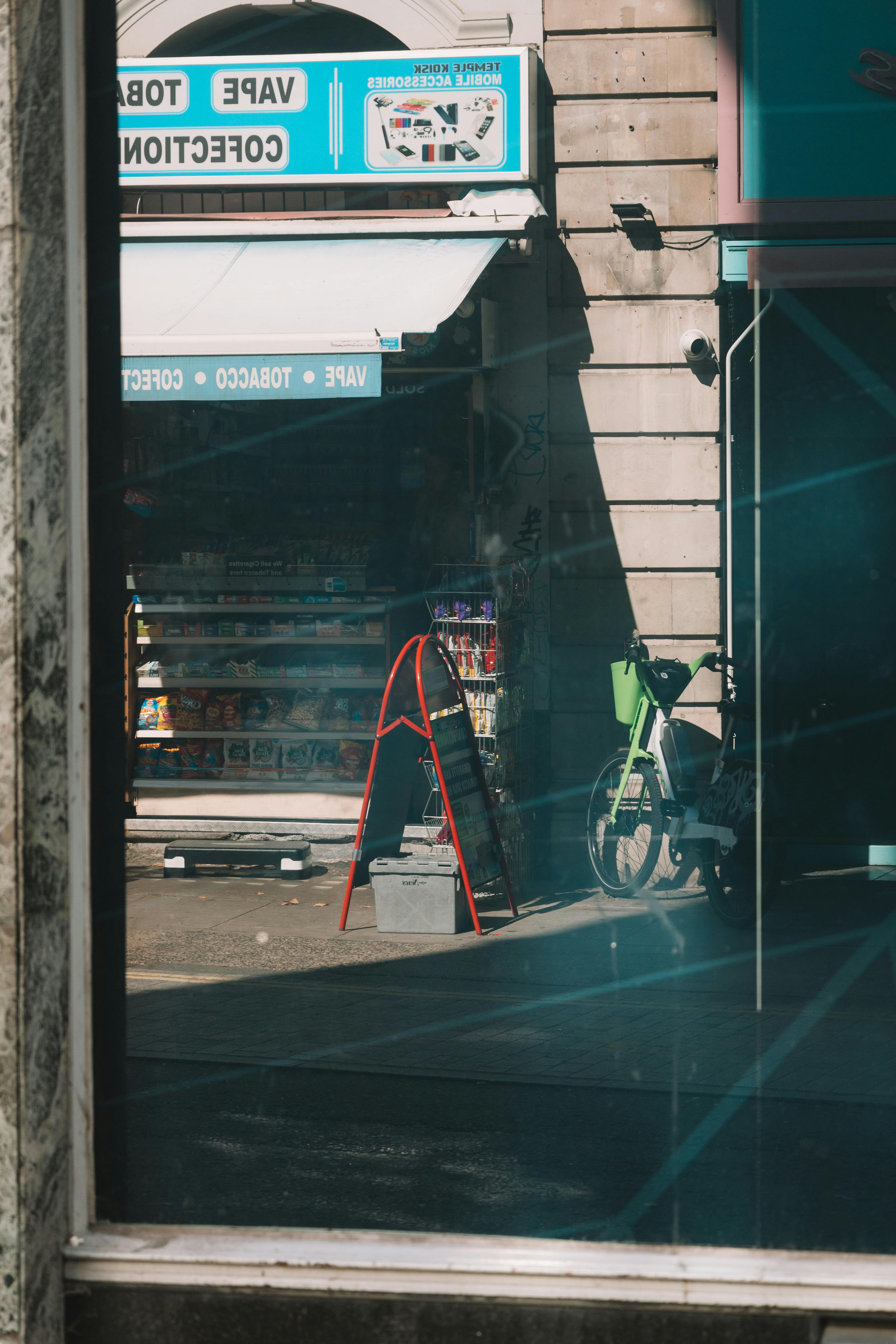 Abandoned Shop in a Narrow Alley · Free Stock Photo