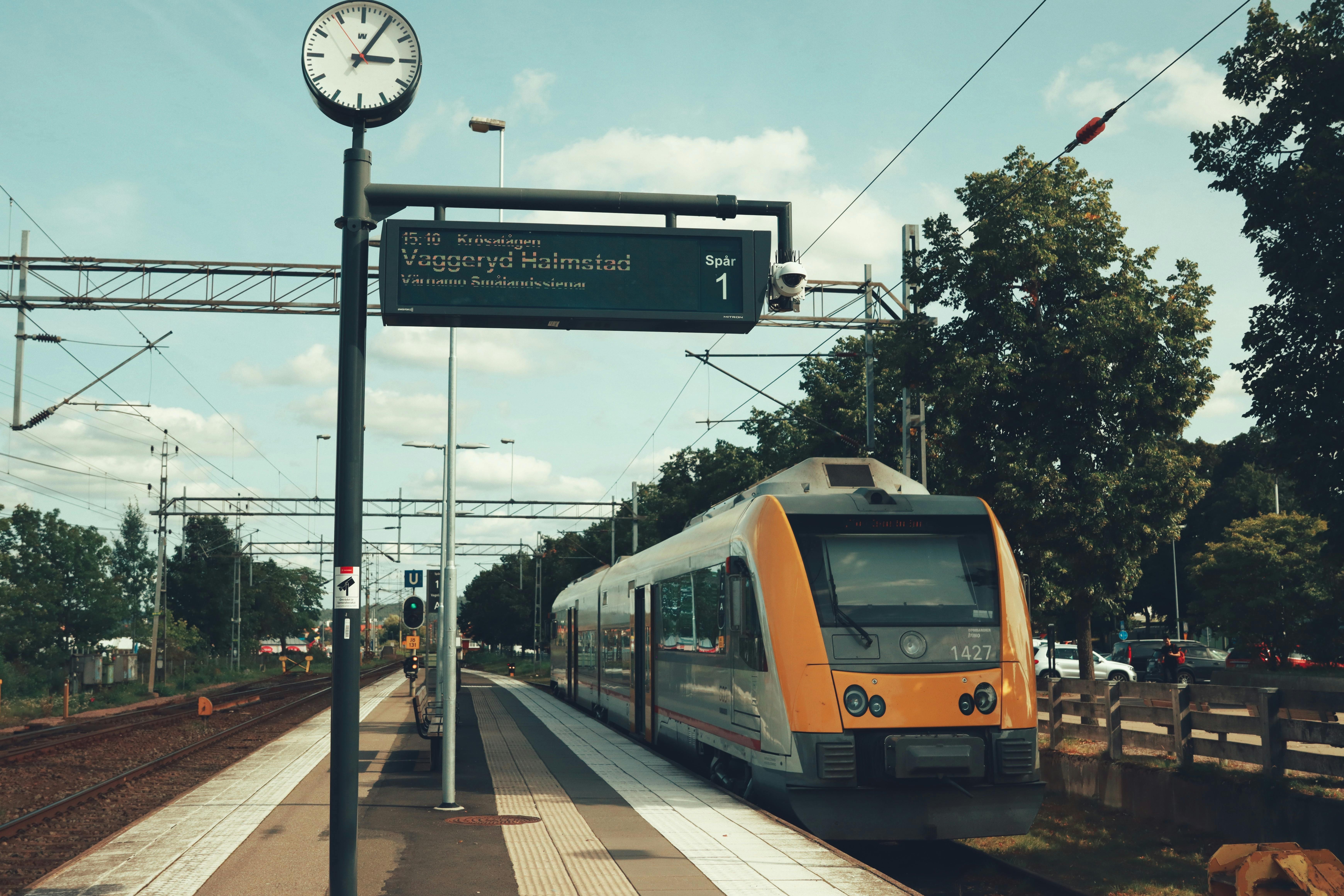 Railbus at the Railway Station Platform · Free Stock Photo