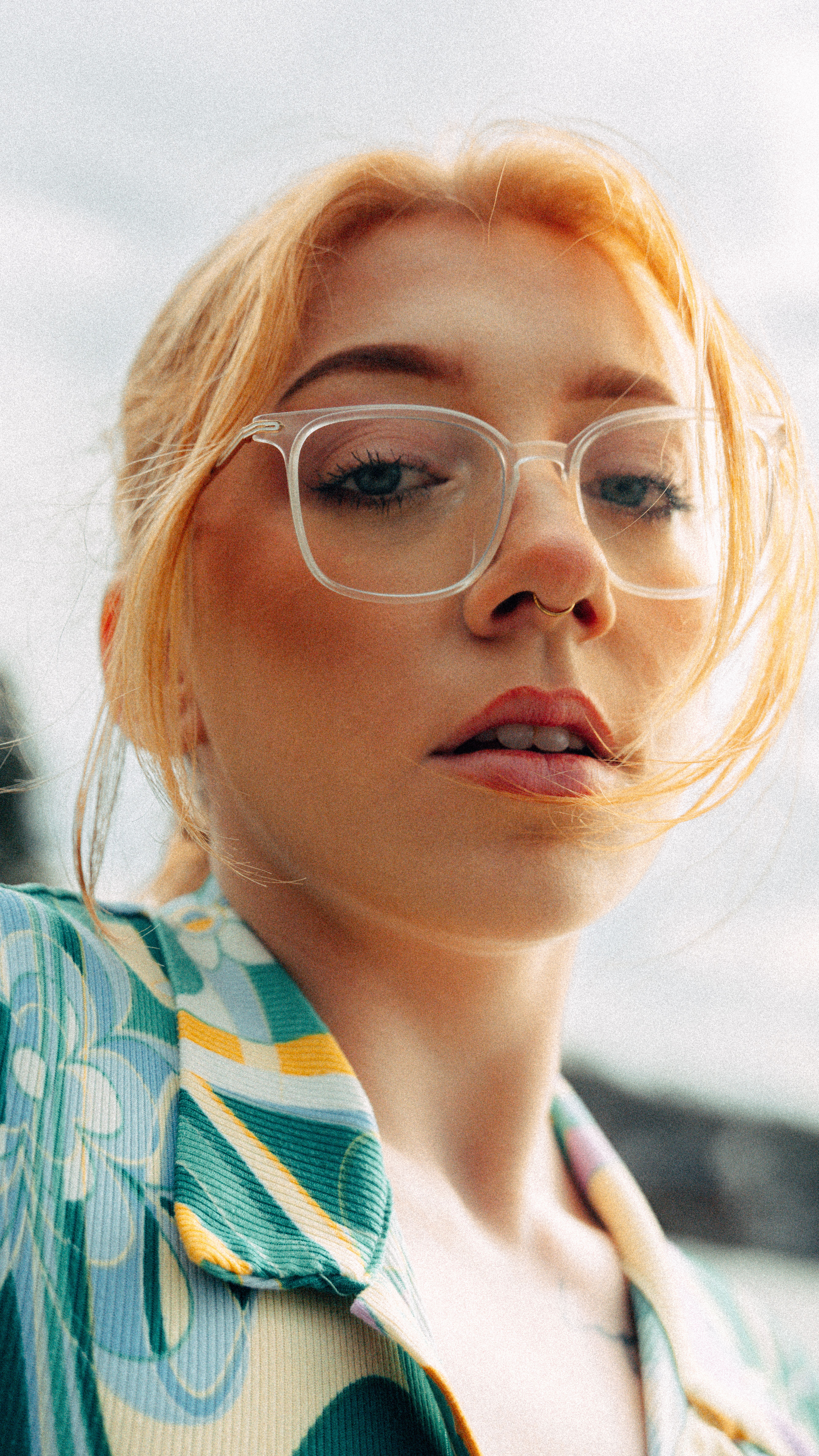 Woman looking at the camera · Free Stock Photo