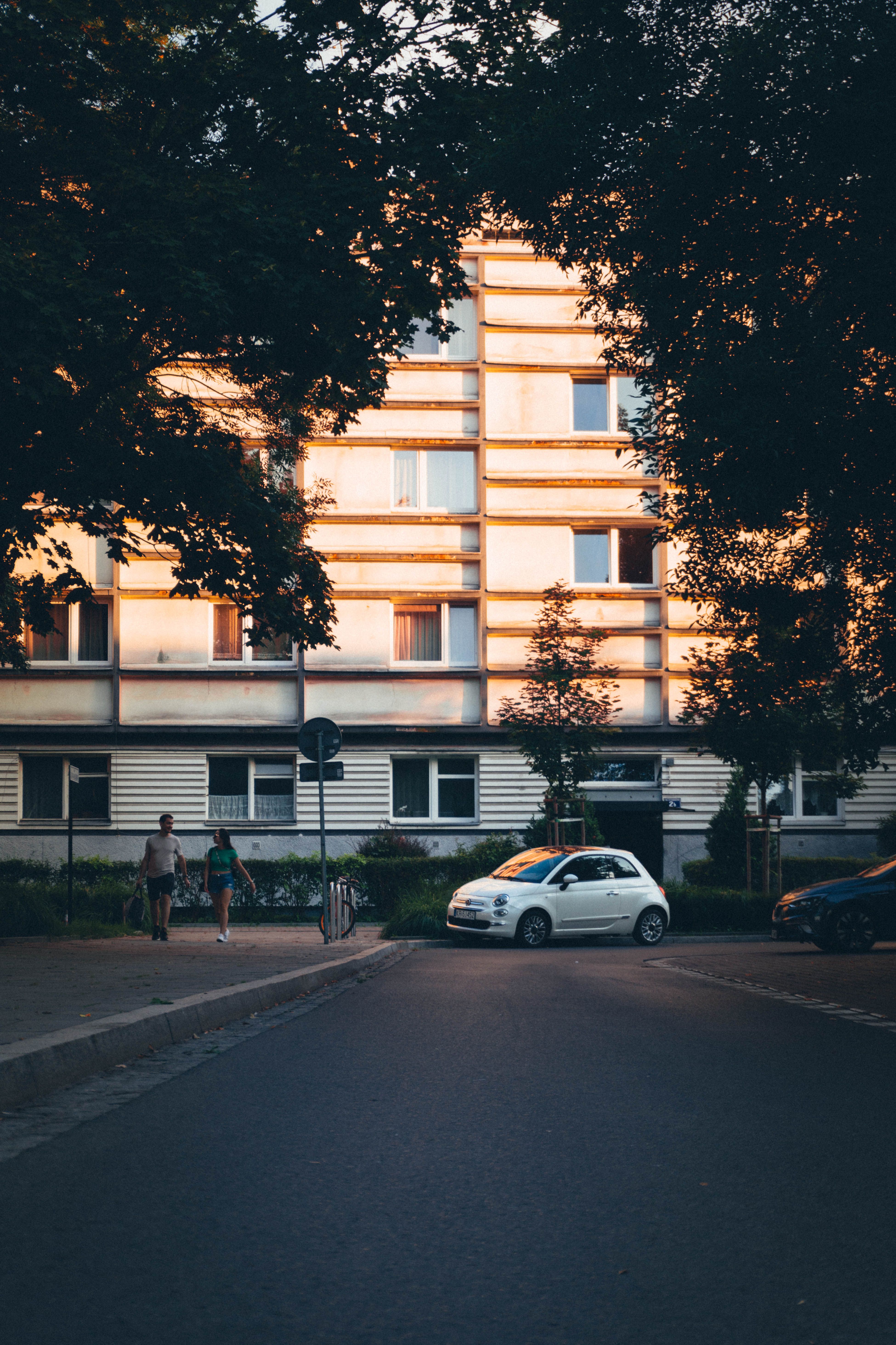 Fiat 500 Parker on Street by Block of Flats · Free Stock Photo