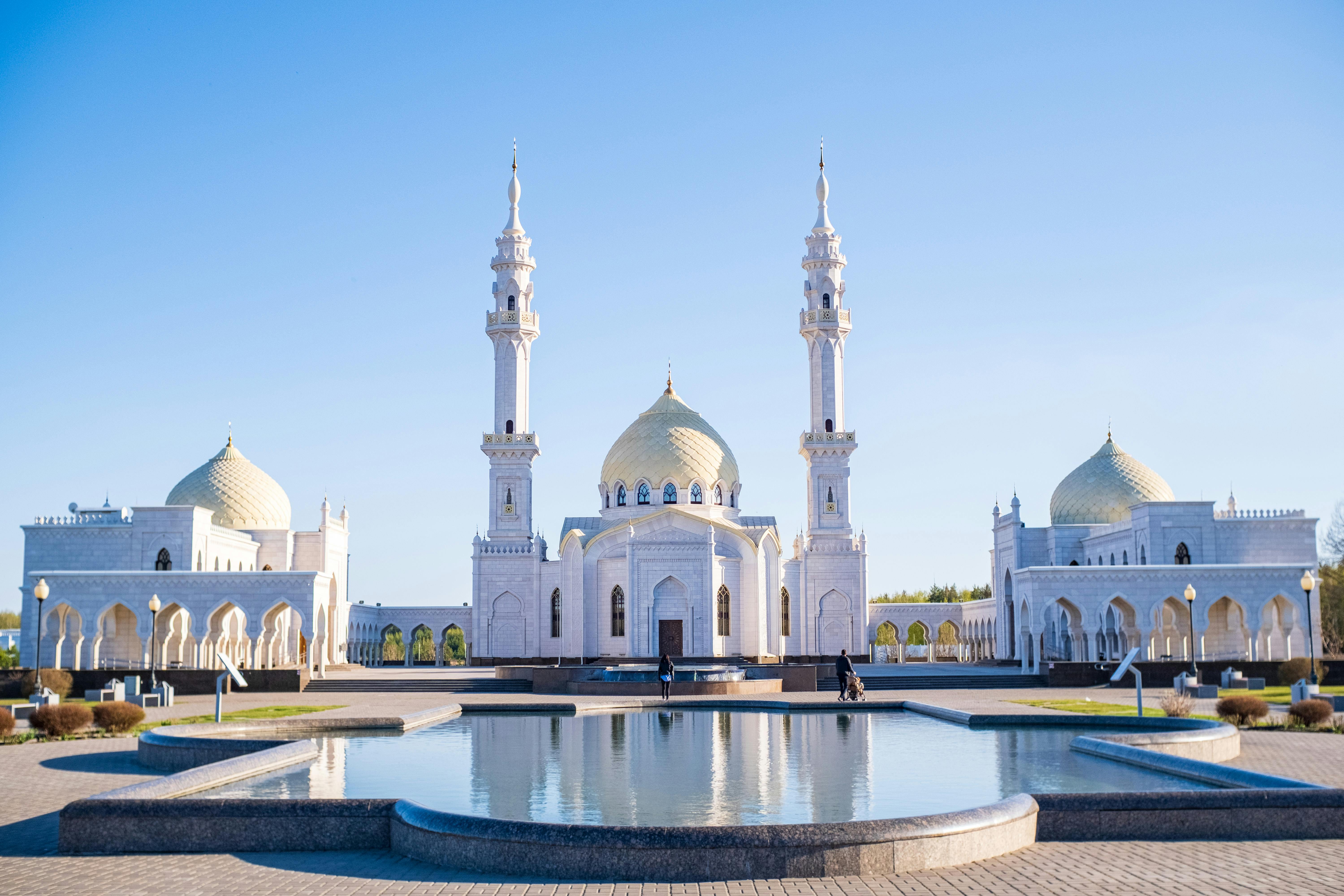 White Mosque on City Square · Free Stock Photo