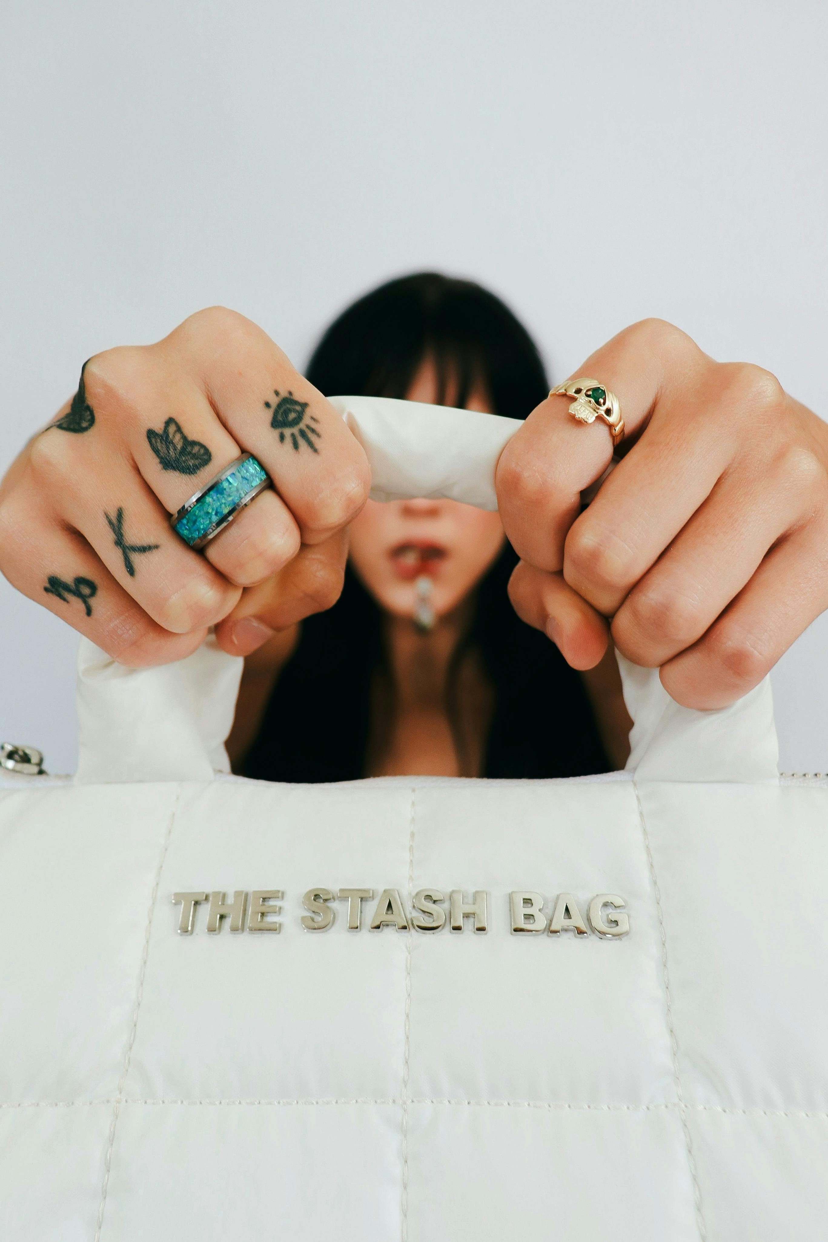 Modelo Sosteniendo Frente A Ella Su Stash Bag De Fashion Kush · Foto de ...