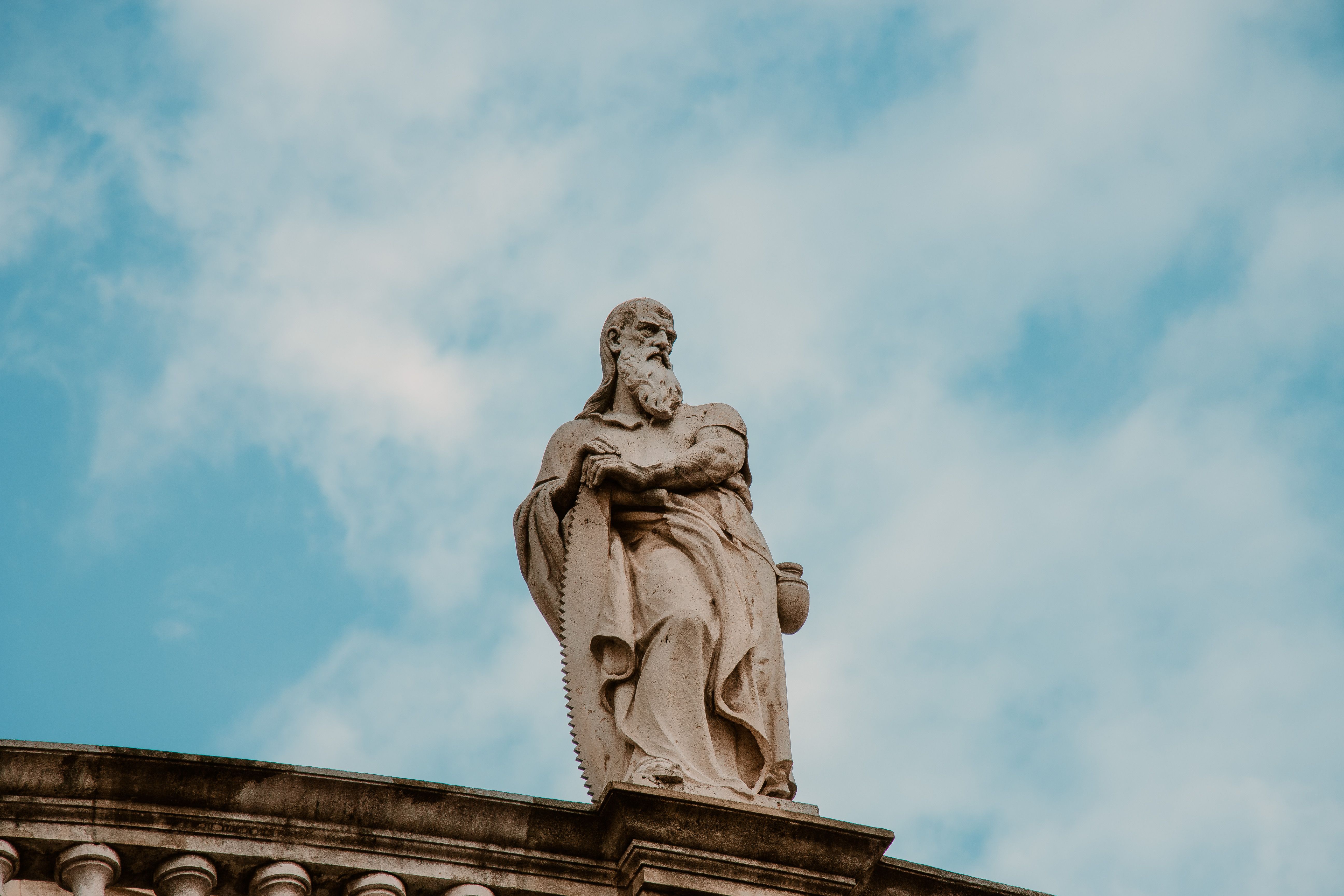 Close-up of a Statue on the Roof of a Building · Free Stock Photo