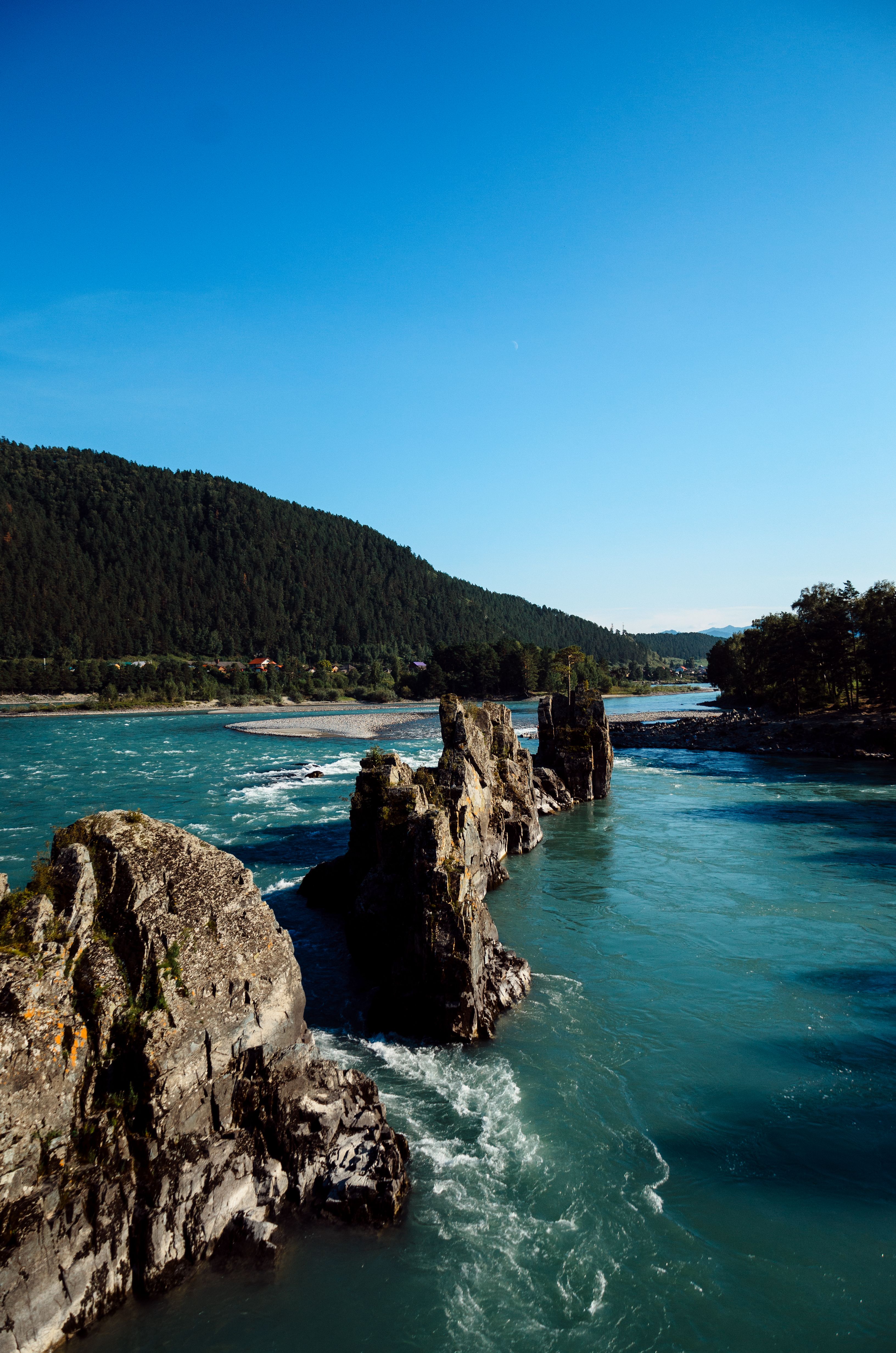 View of a Body of Water with Rock Formations · Free Stock Photo