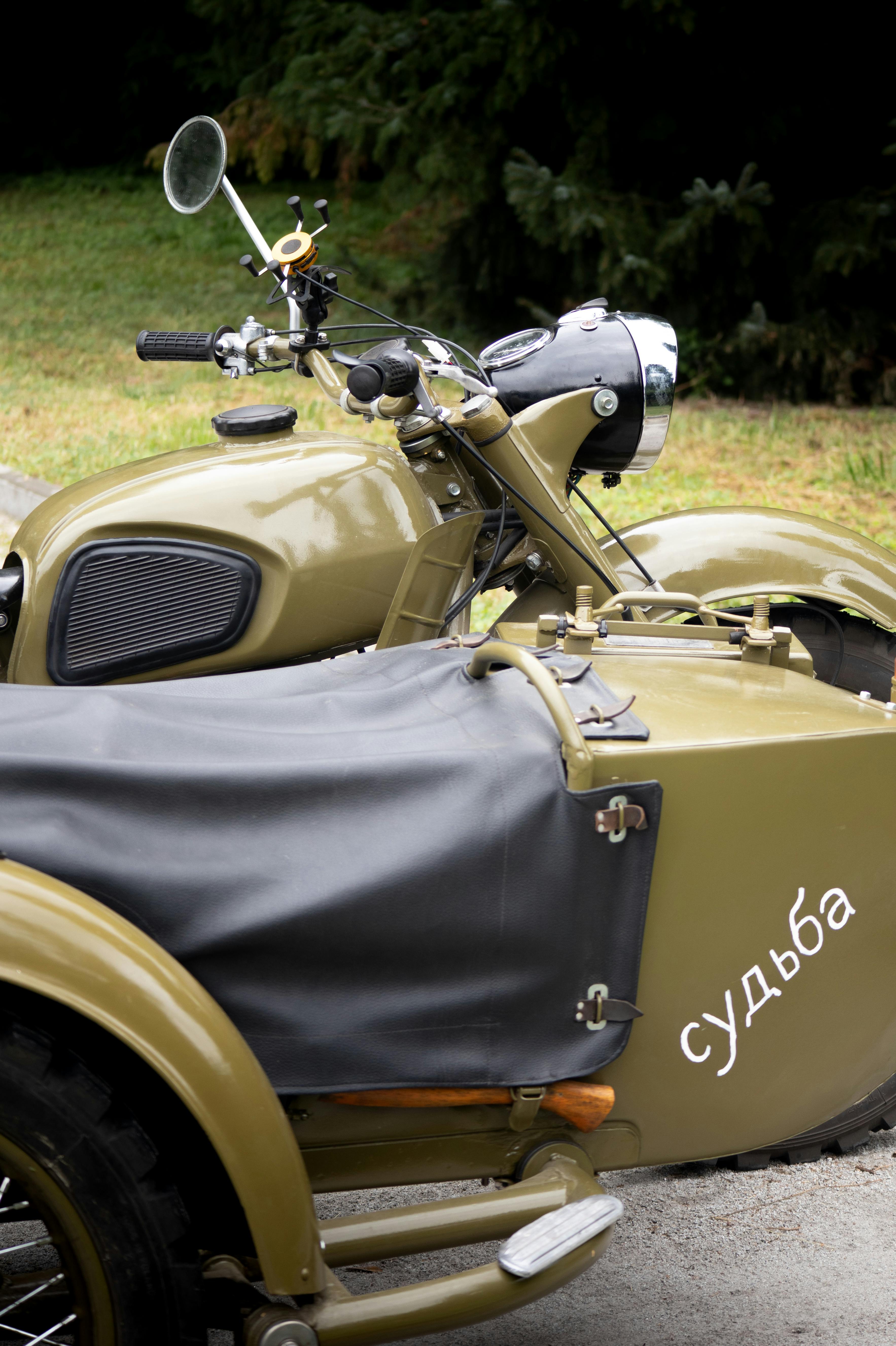 Green IMZ Ural Motorbike · Free Stock Photo