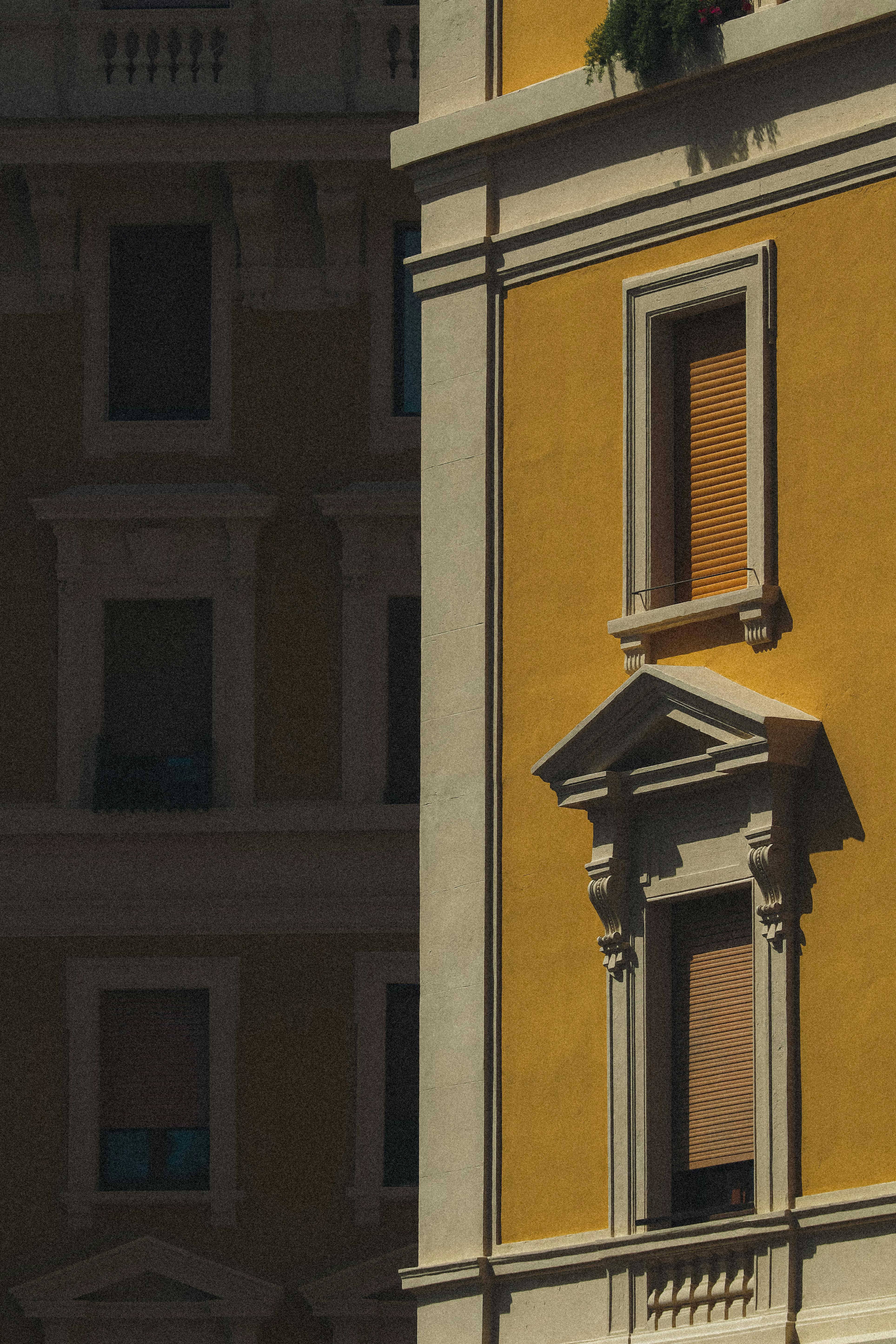 Yellow Tenement in Sunlight · Free Stock Photo