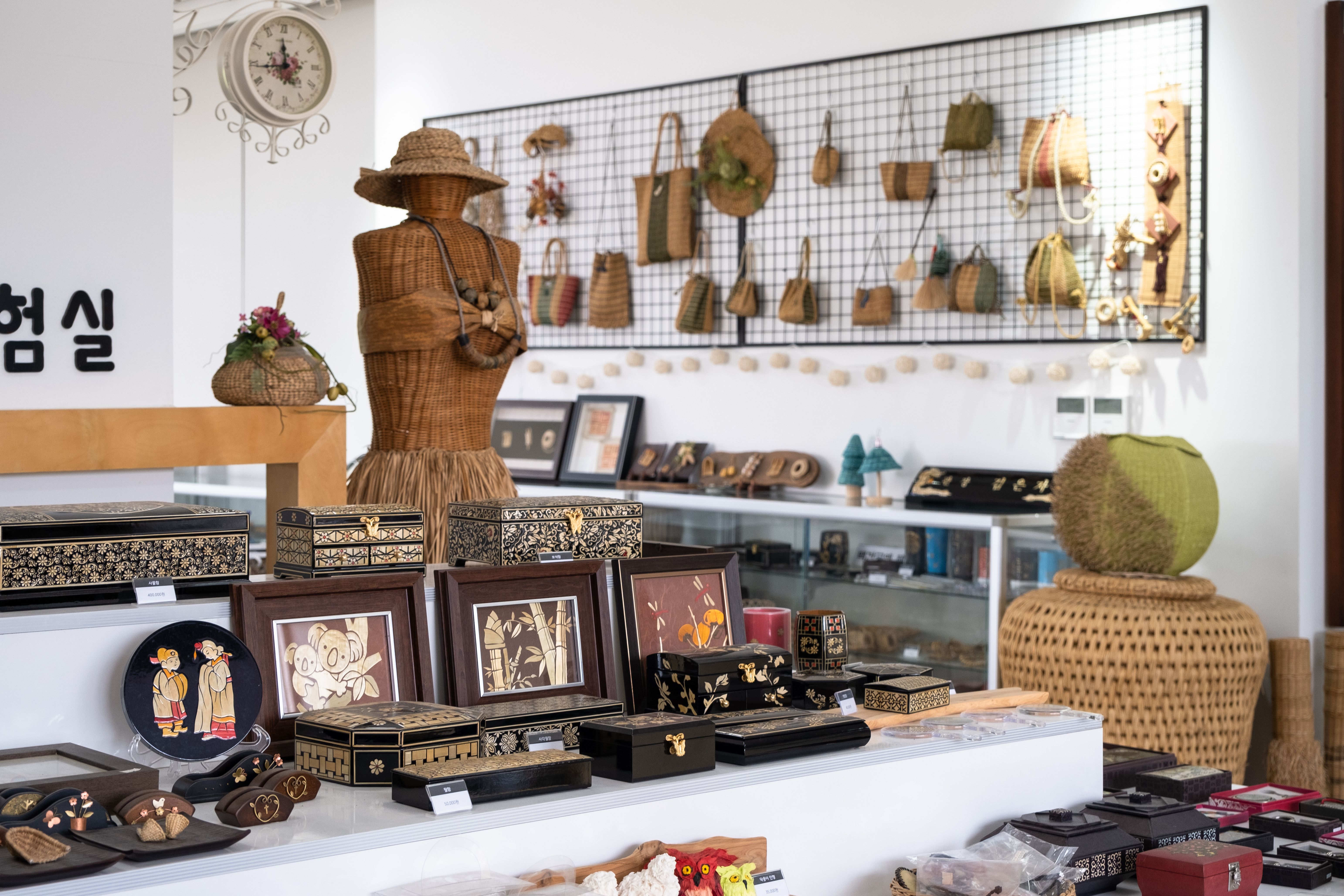 A Store with Antique and Handmade Items · Free Stock Photo